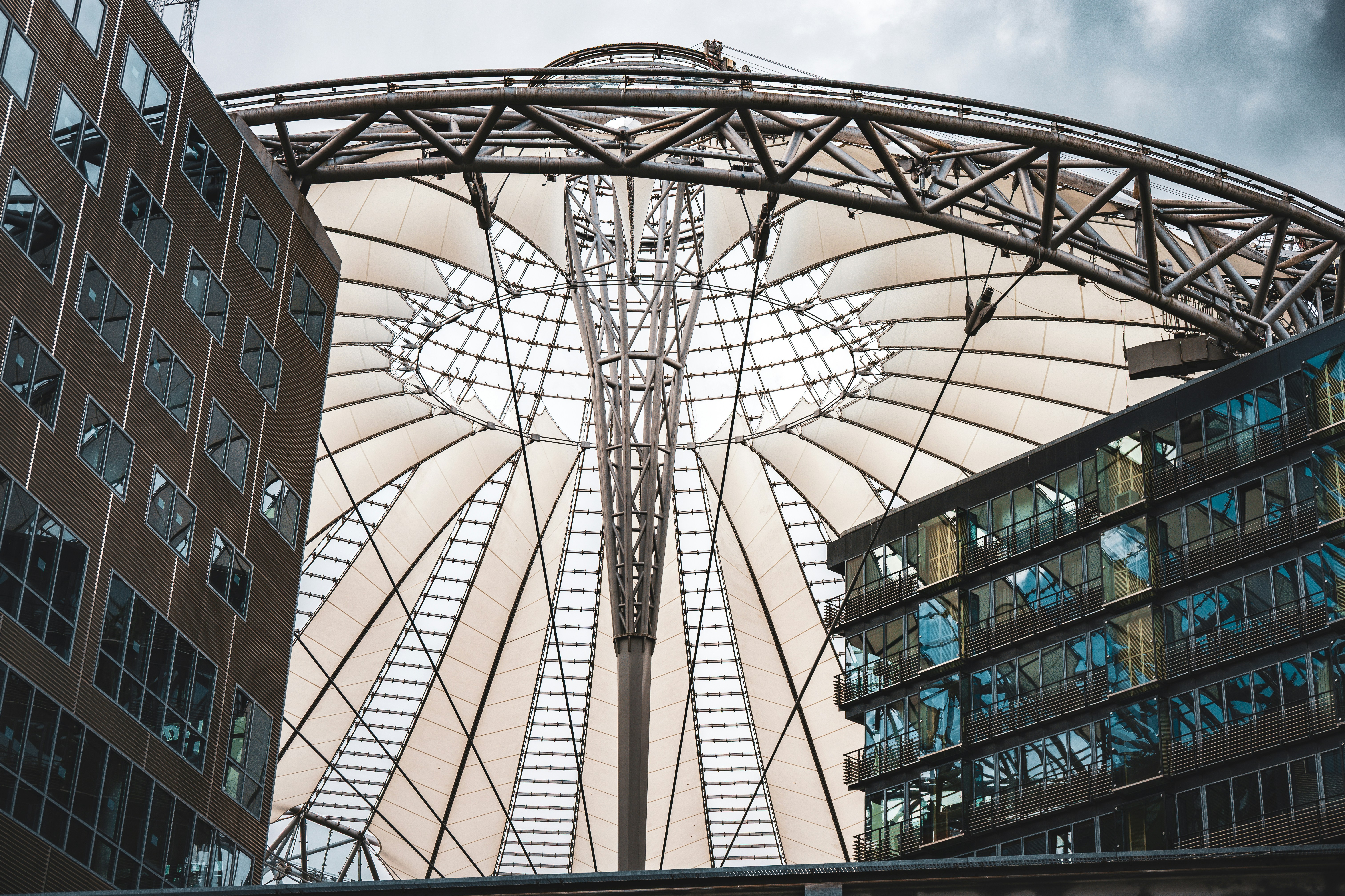 Symmetrical Sky-Wacing Structure Between Glass Facades