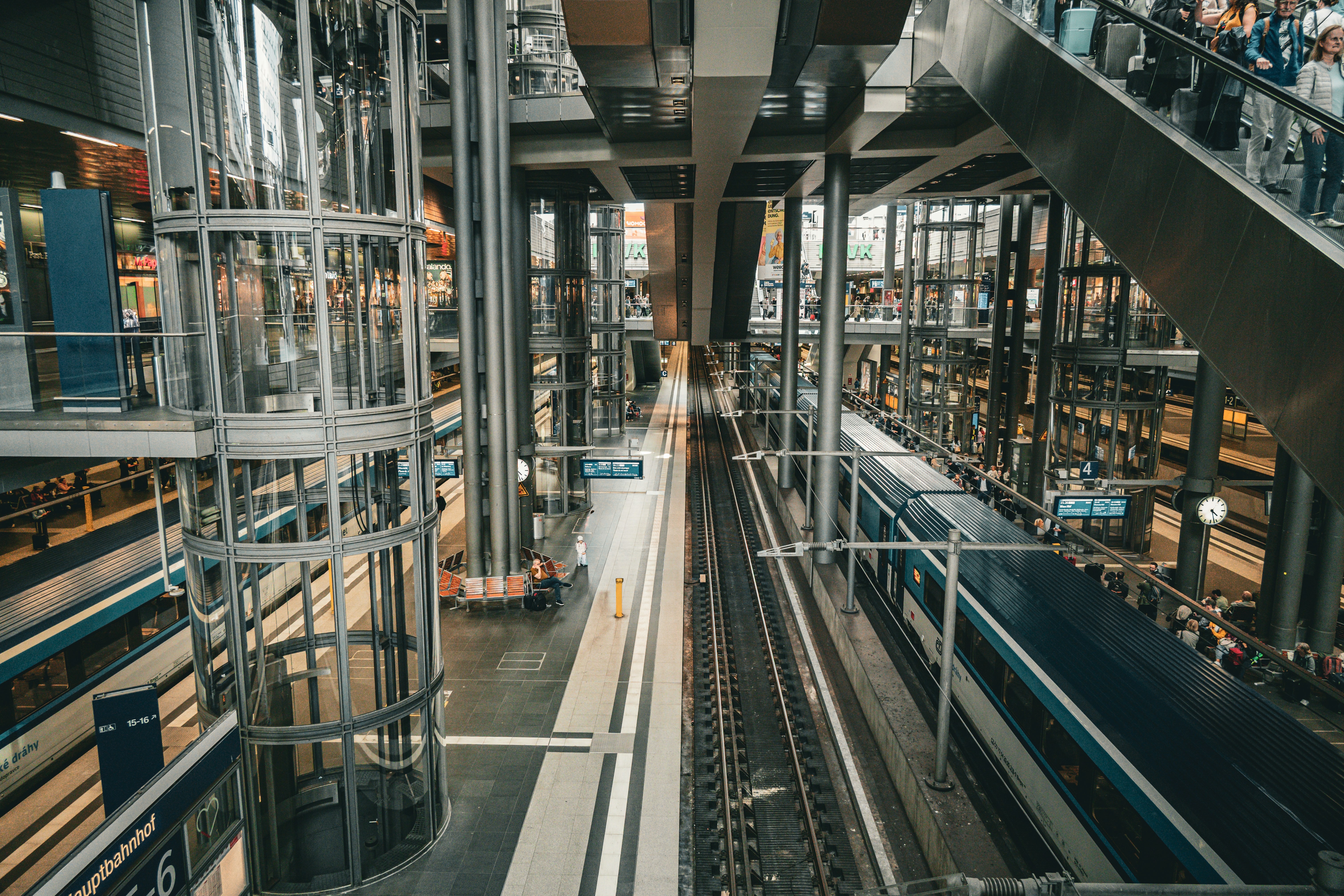 Midfield Transit: An Automated Horizon in a Modern Station