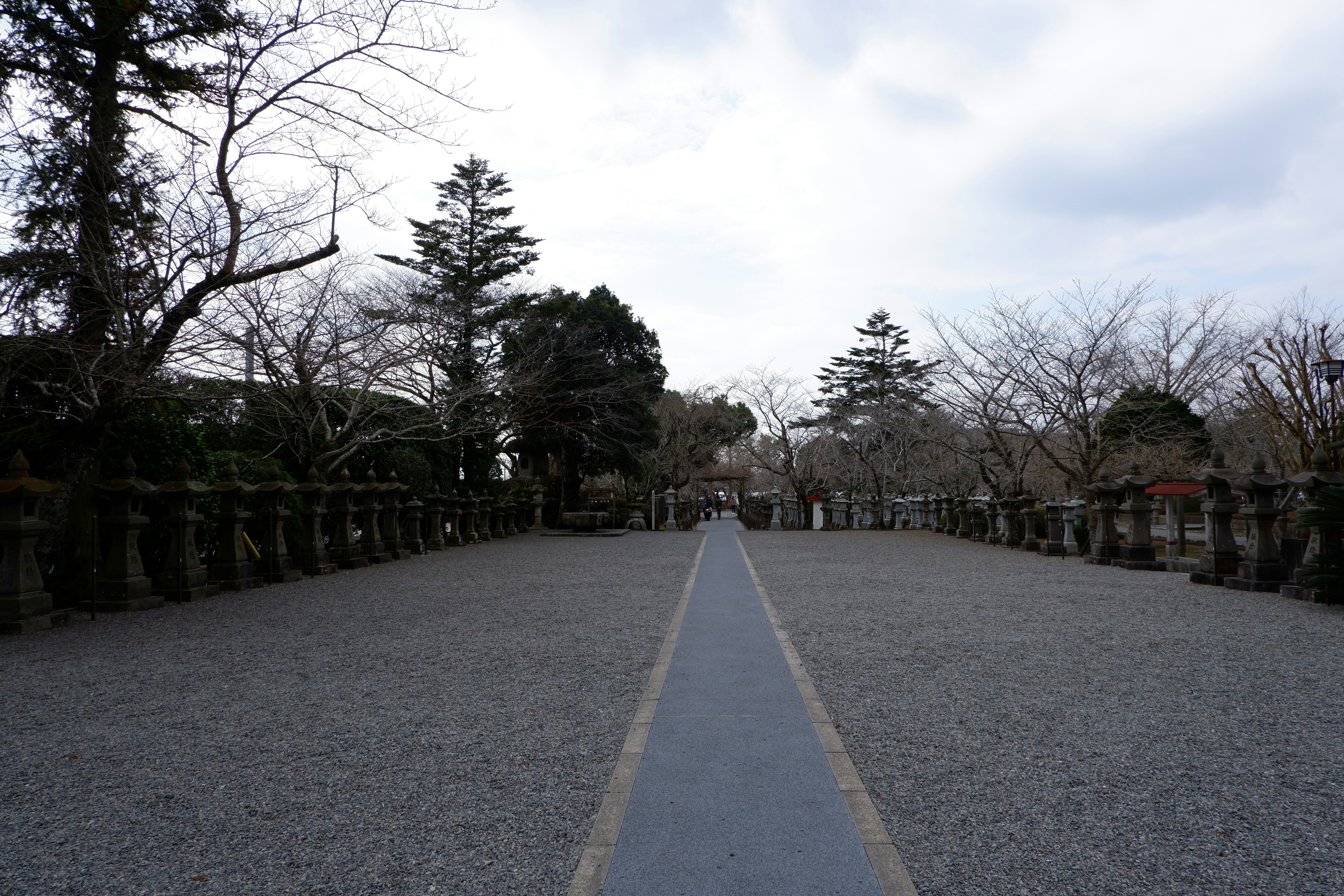 Central Pathway Toward a Quiet Horizon