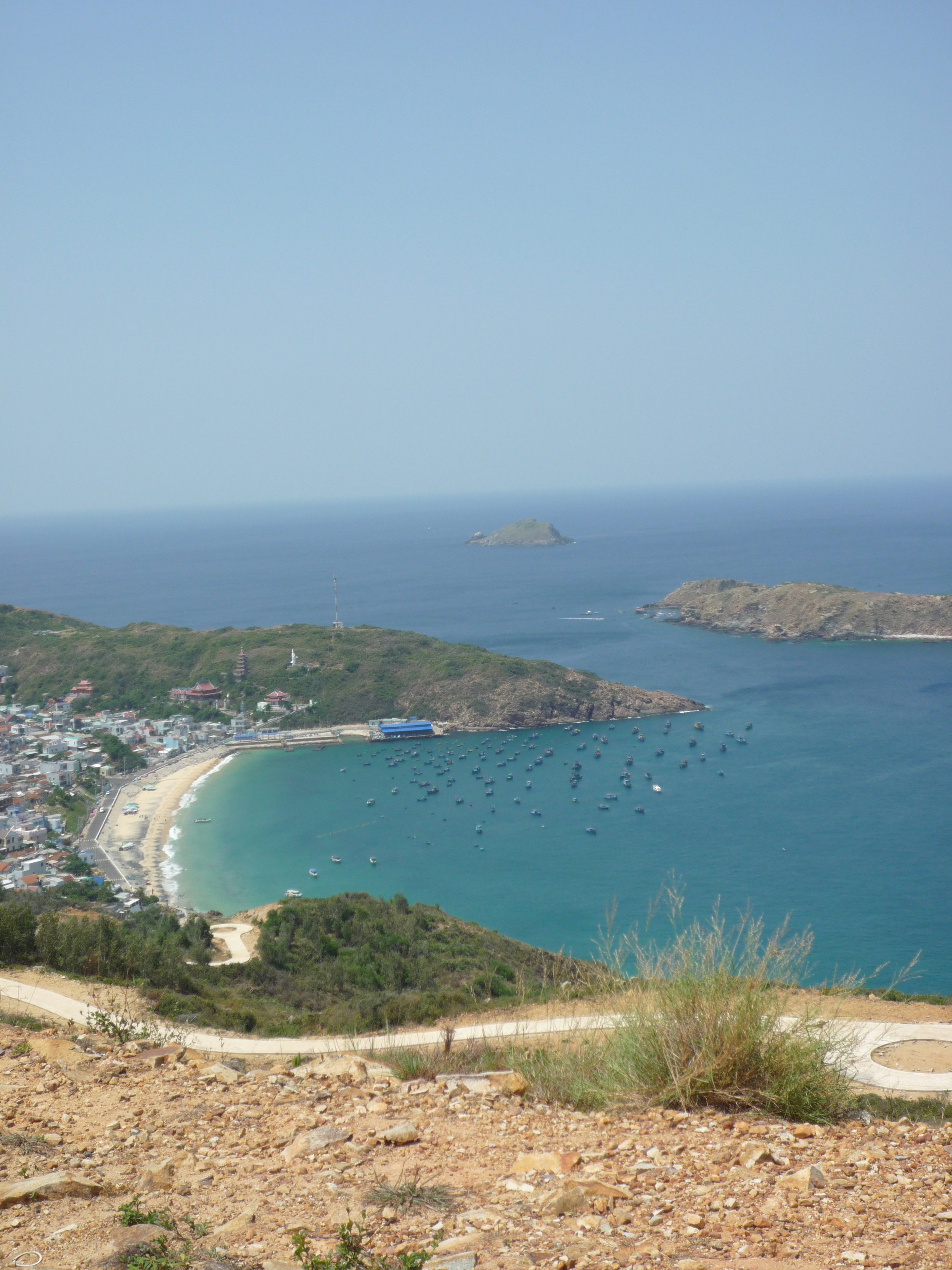Harbor Crescent: A Coastal Village Nestled Between Sea and Cliff