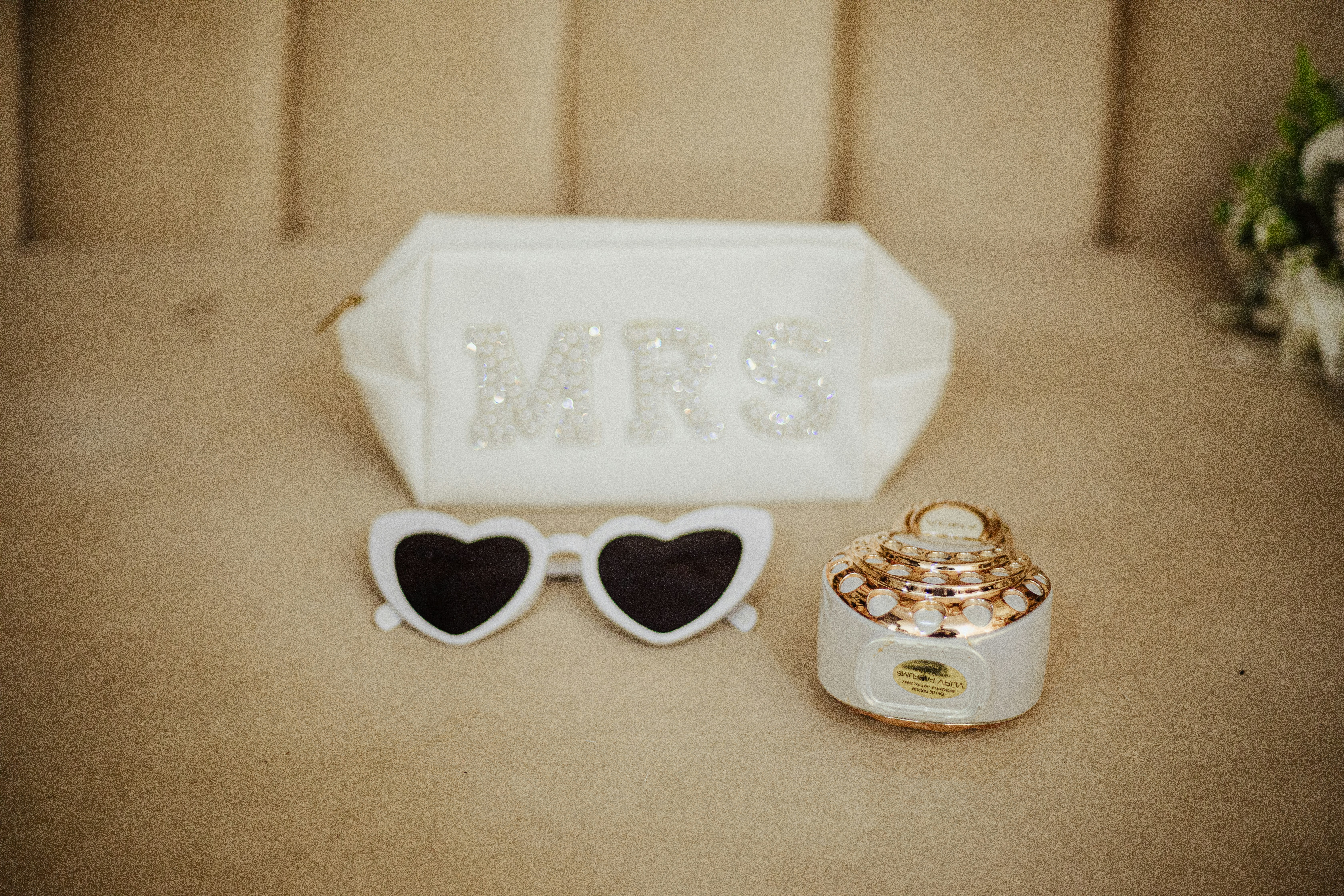 Sparkling Memento: DIY Glam on a Neutral Stage