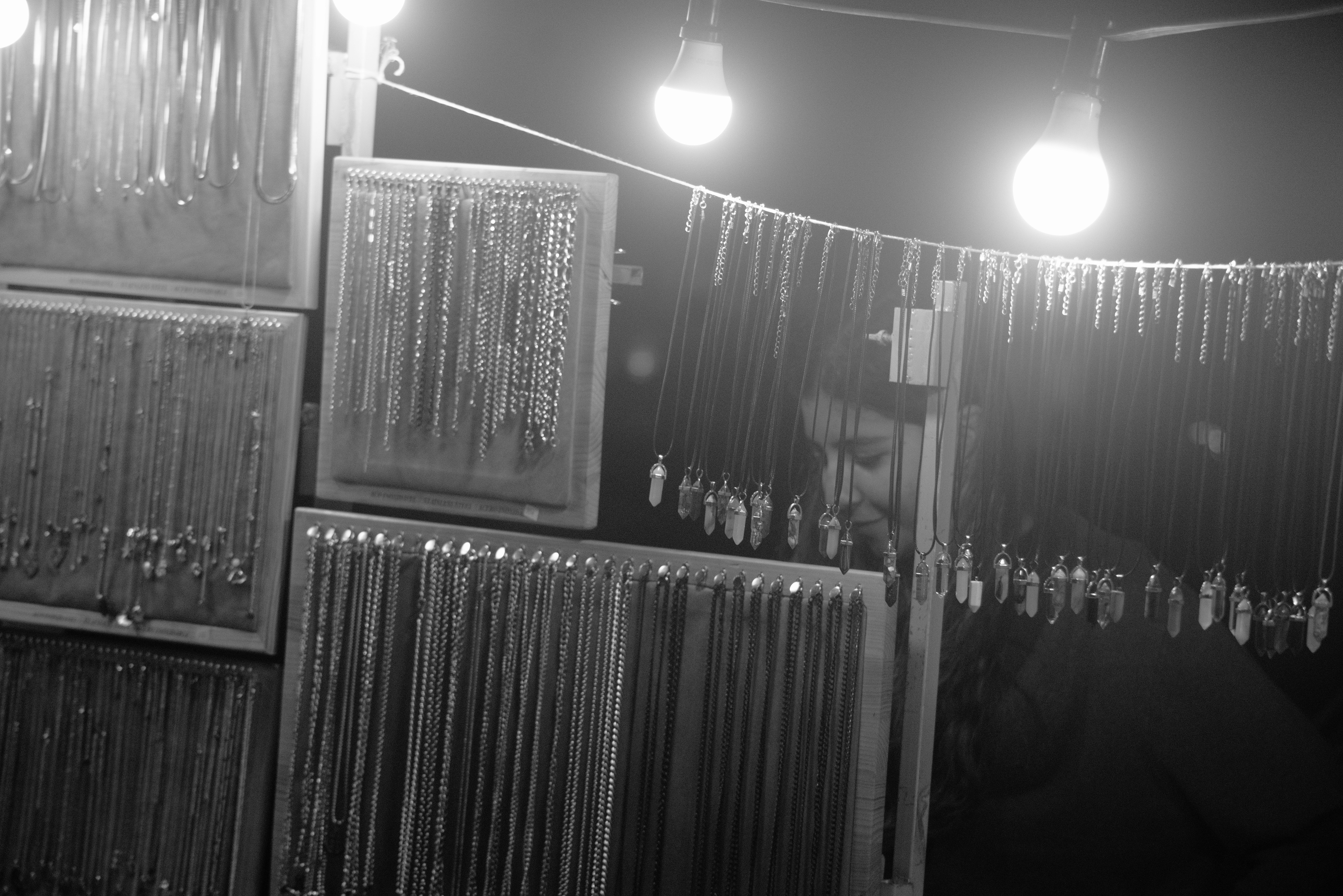 Glints in the Velvet Booth: Jewelry Display Under Soft Lamps
