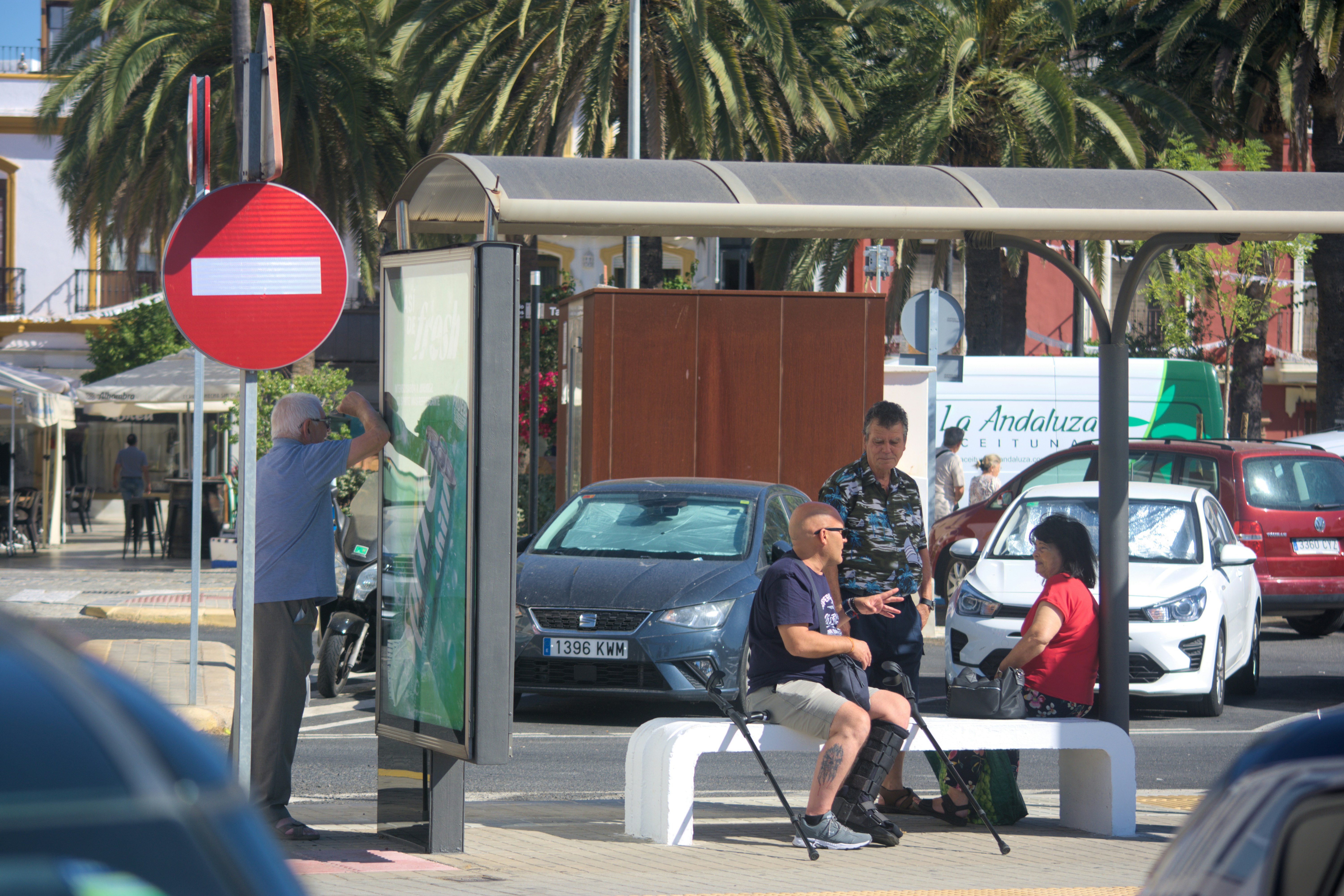 Quiet Pause at a Sunlit Plaza