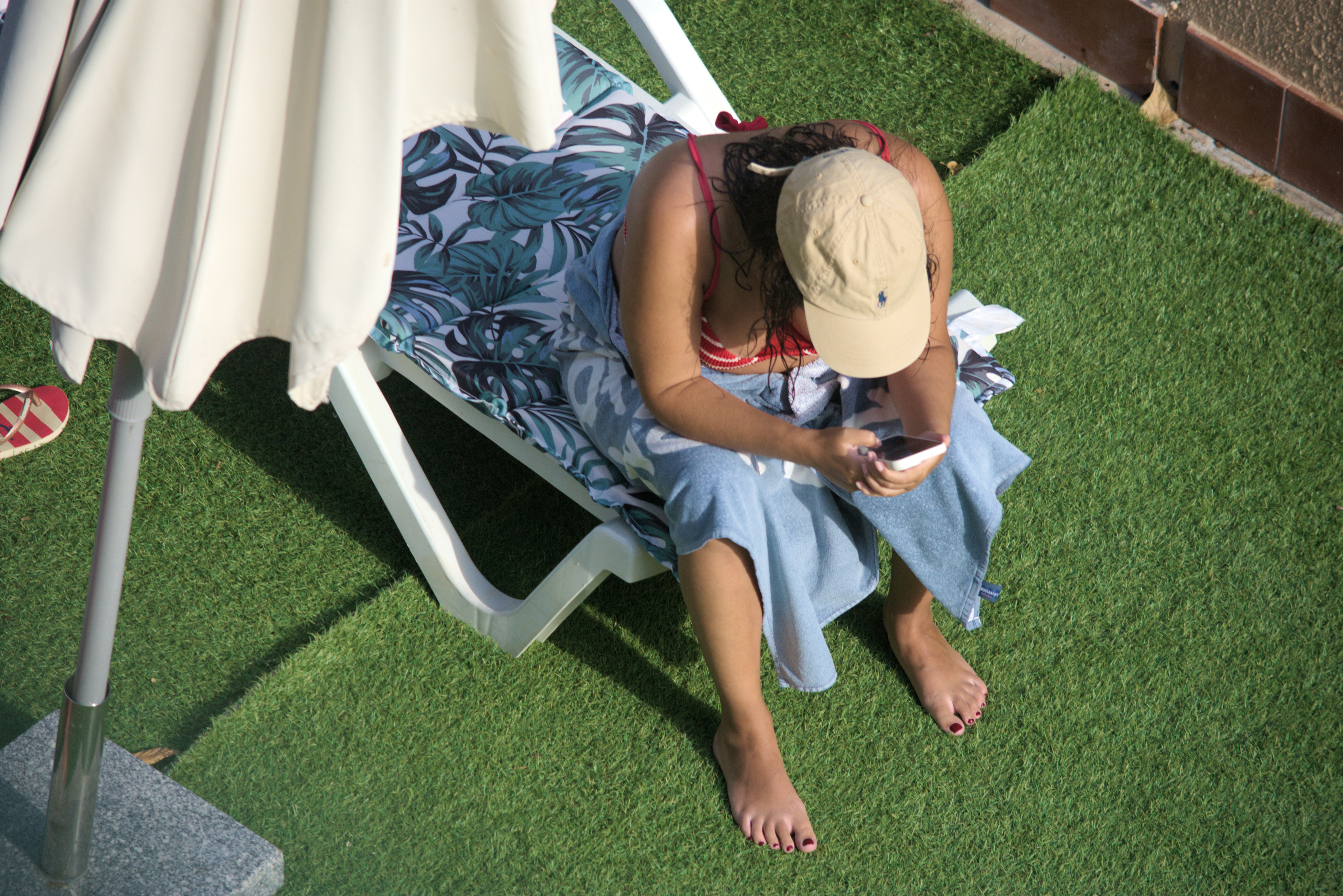 Top-Down Beach Chair Moment: A Reader in Sunlit Leisure
