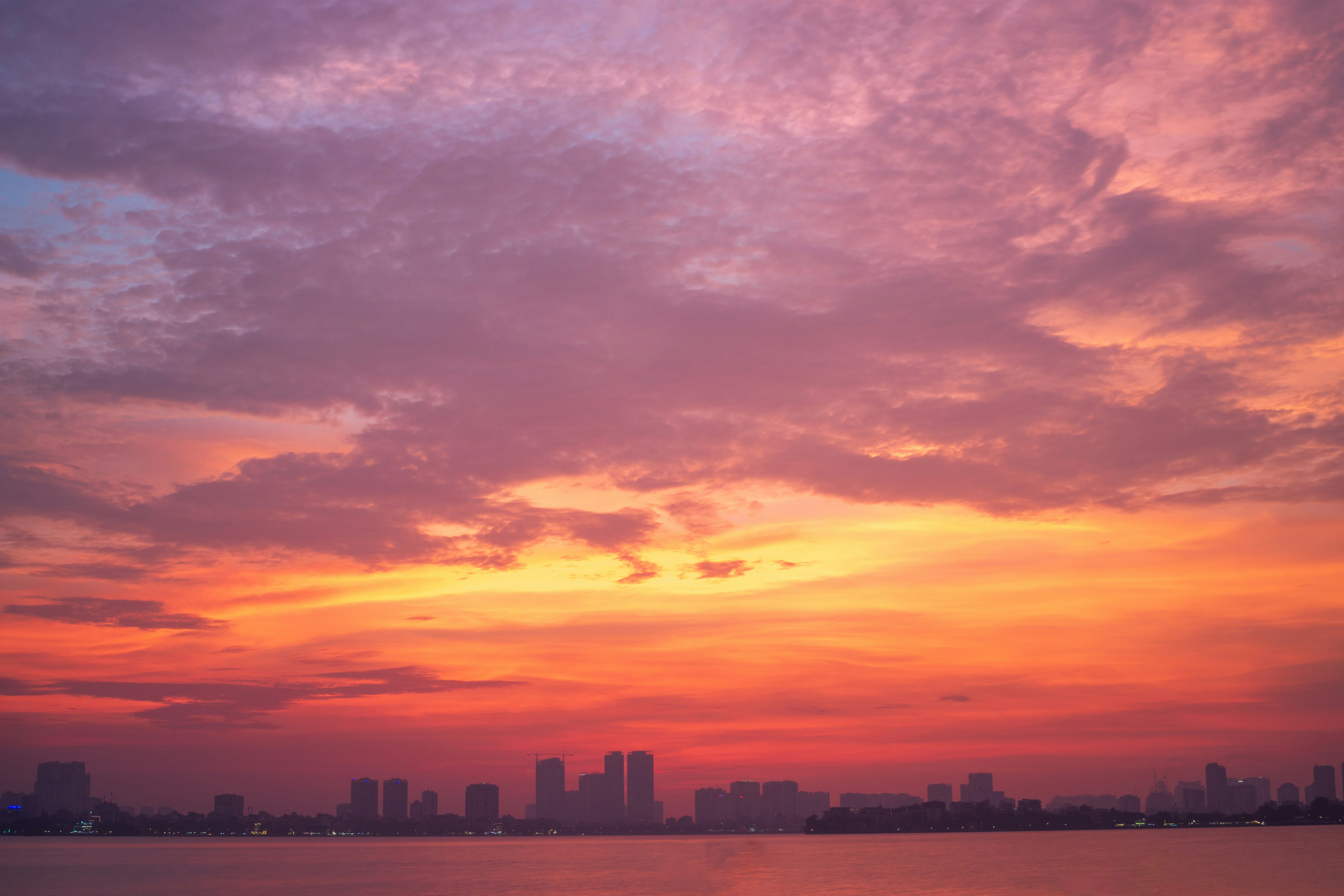 Sunset Skyline Quietly Transforms the Horizon