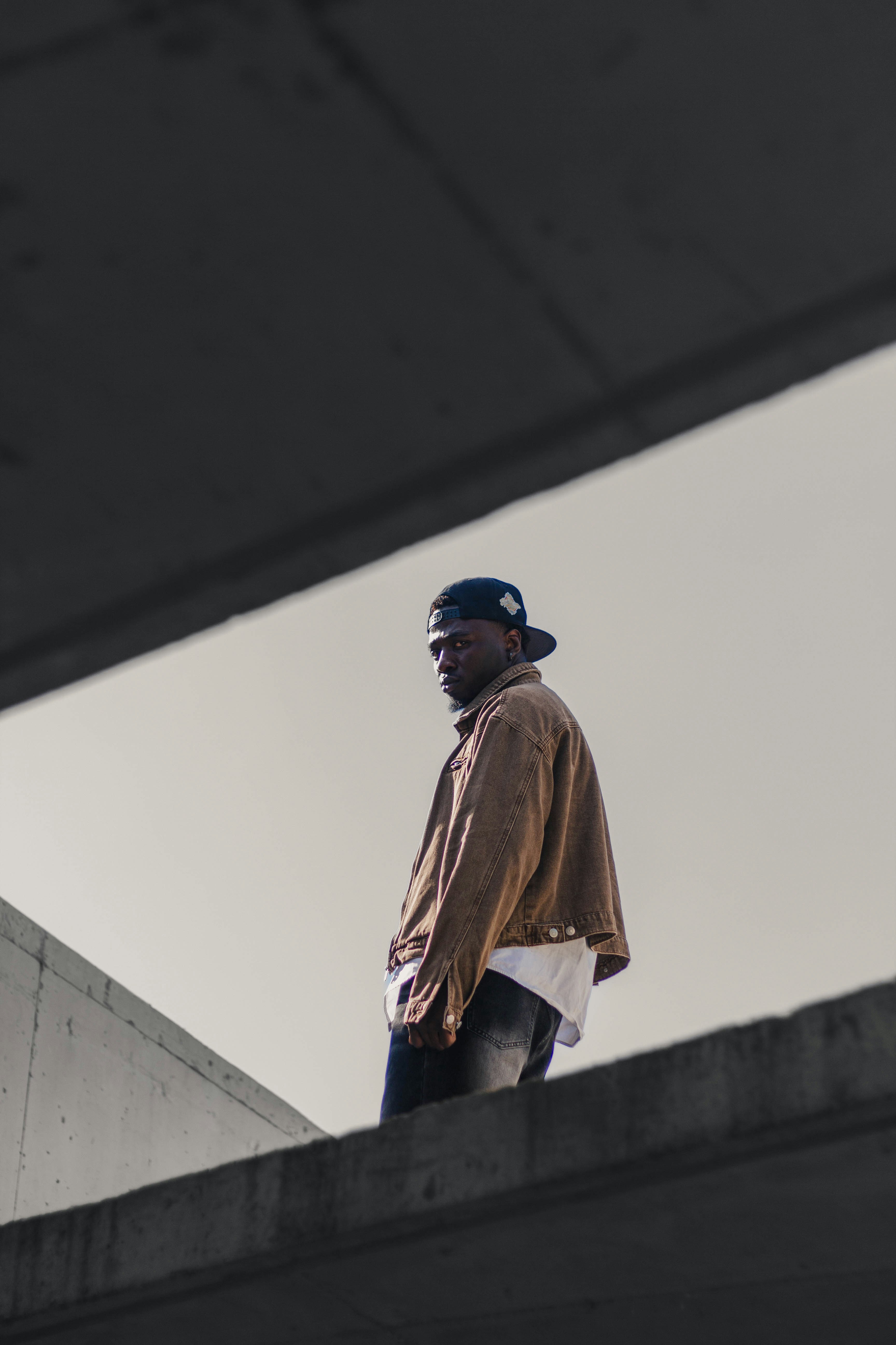 Against the Edge: A Quiet Stare from the Concrete Frame