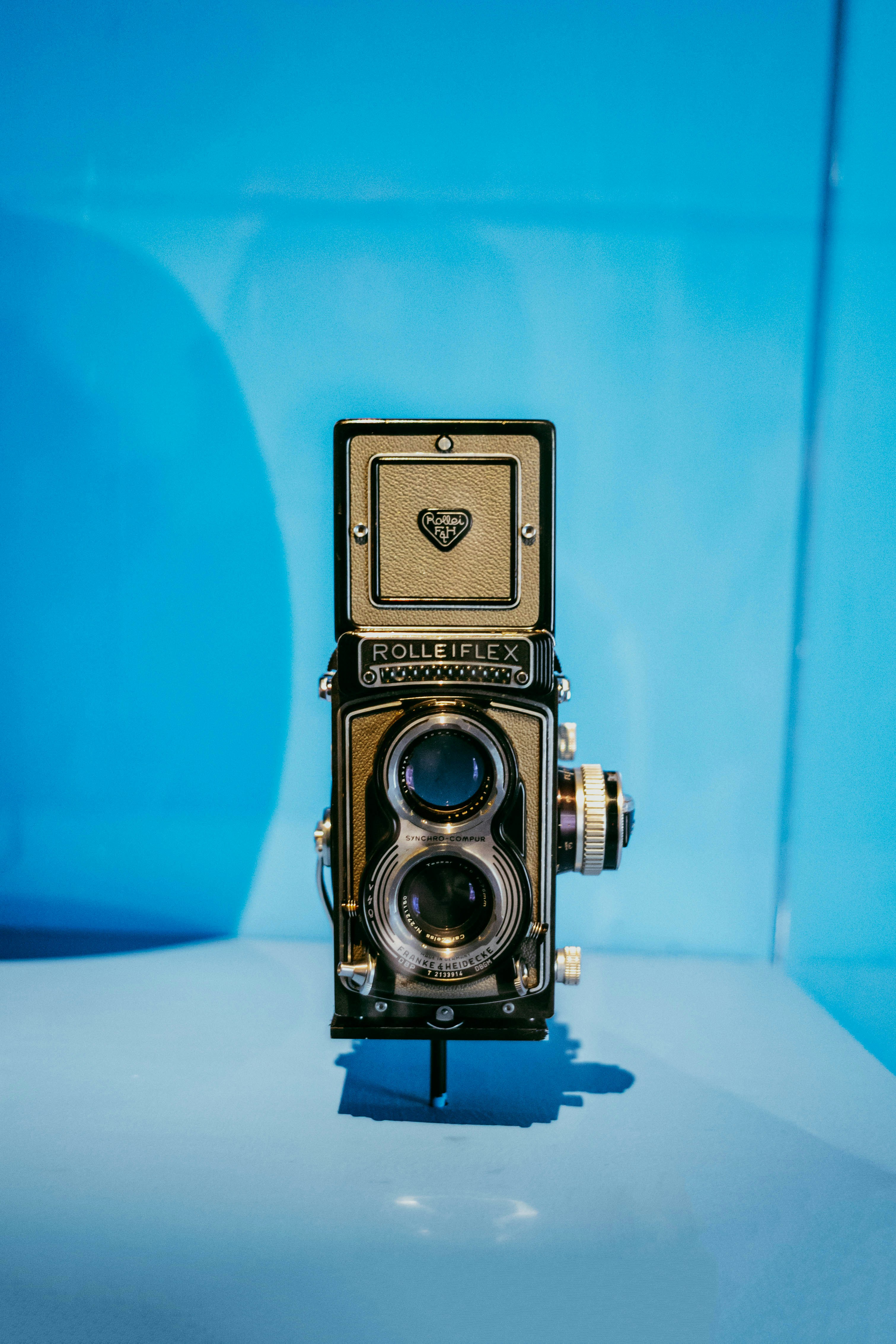 Silent Precision: A Rolleiflex Duo in cobalt silence