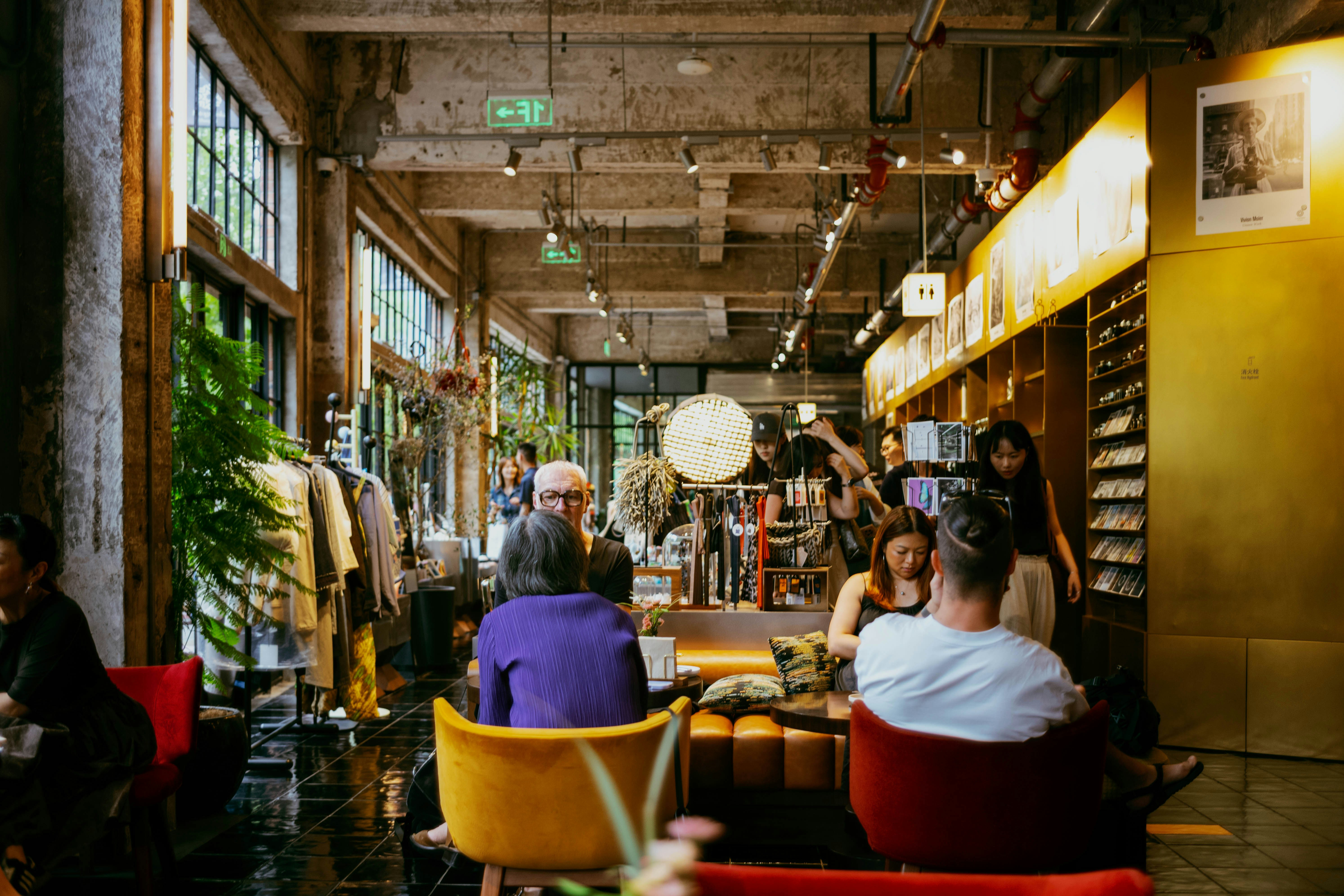 Urban Café Pulse: People Gather in a Contemporary Lounge