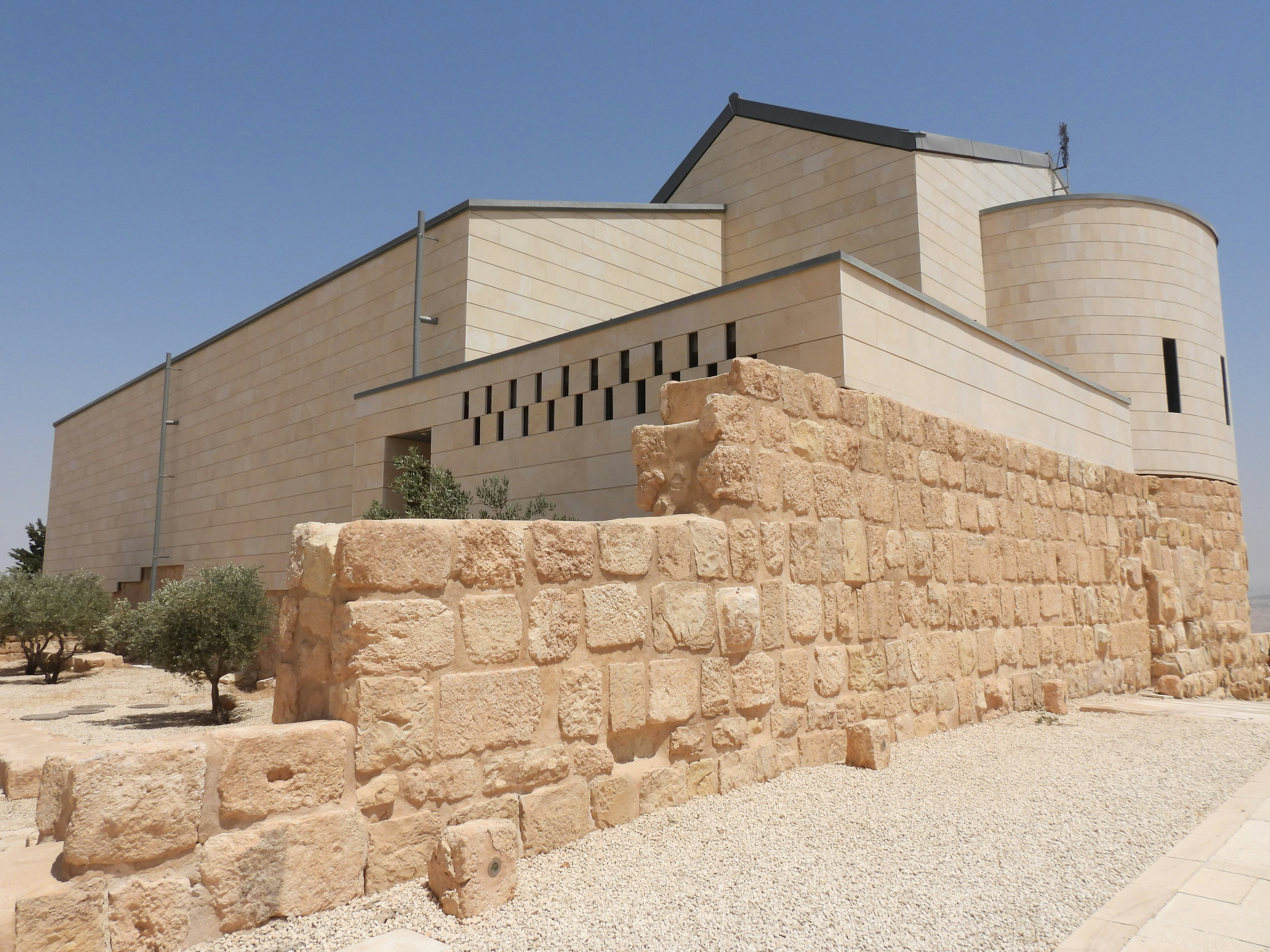 Stone and Modern Limestone Fusion: A Desert Museum Complex