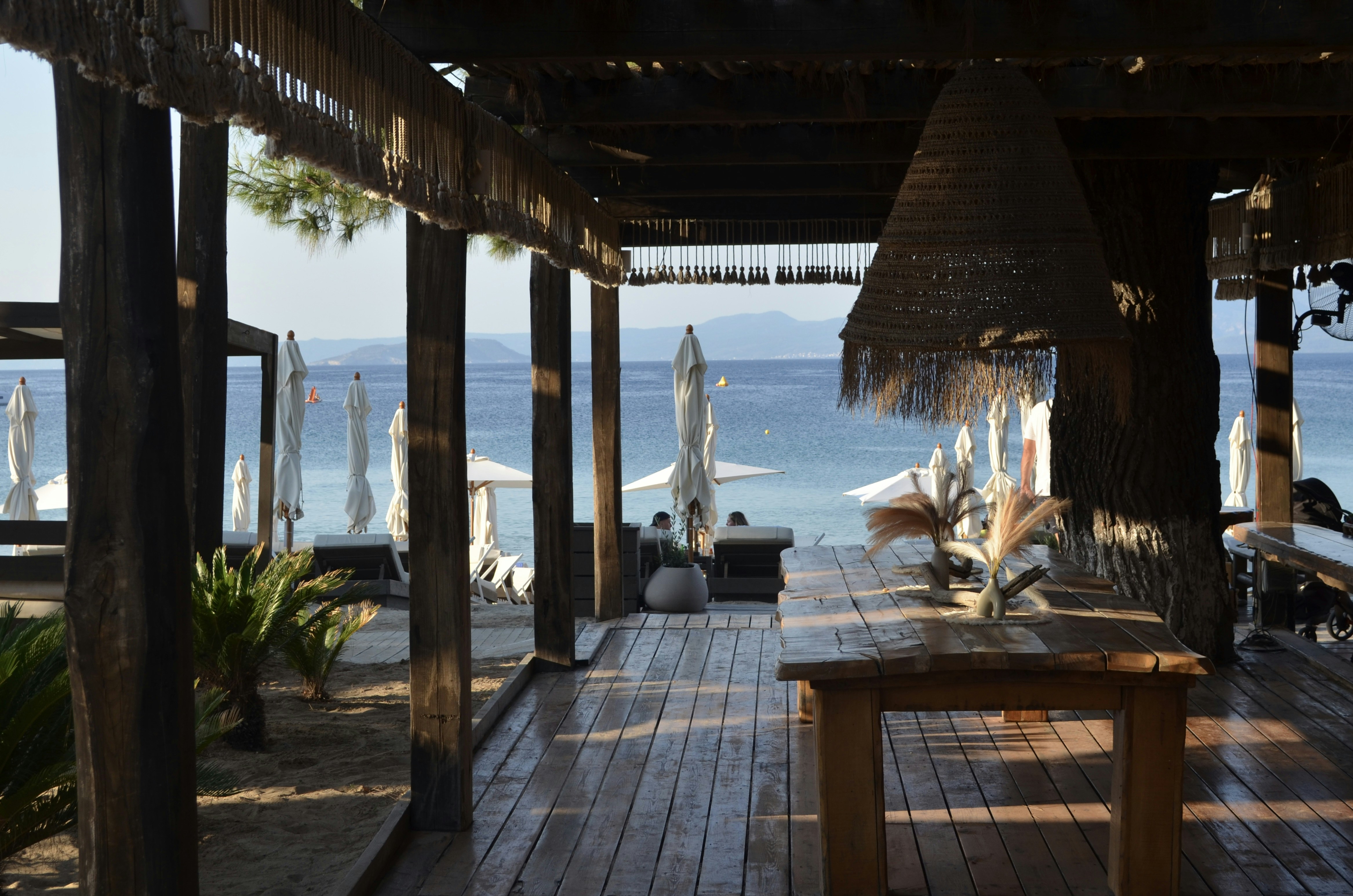 Shaded Ocean Bistro: Wood and Water Meet under a Beachside Teak Canopy