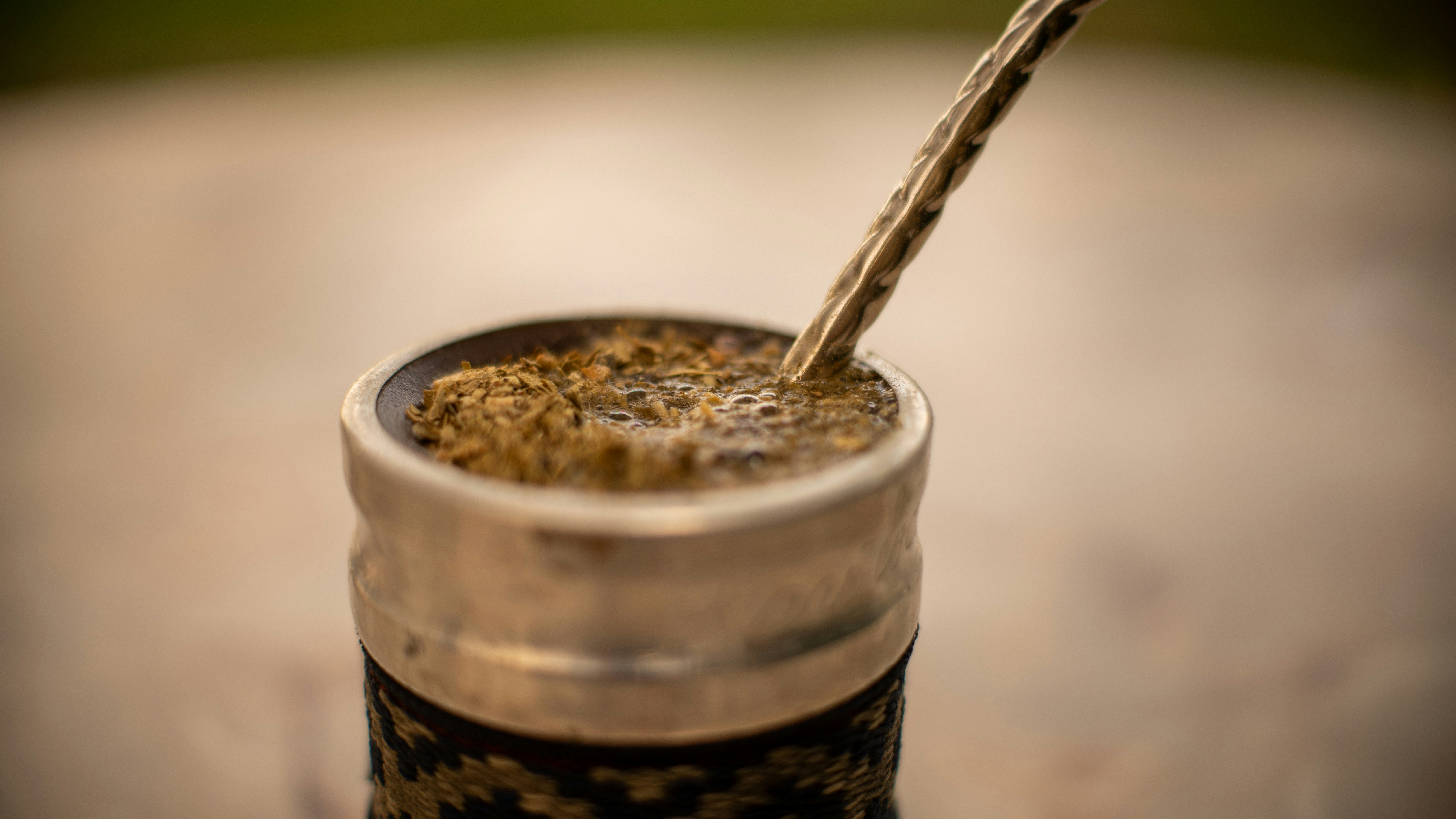 The Pour: Liquid Ribbon over a Rustic Metal Rim