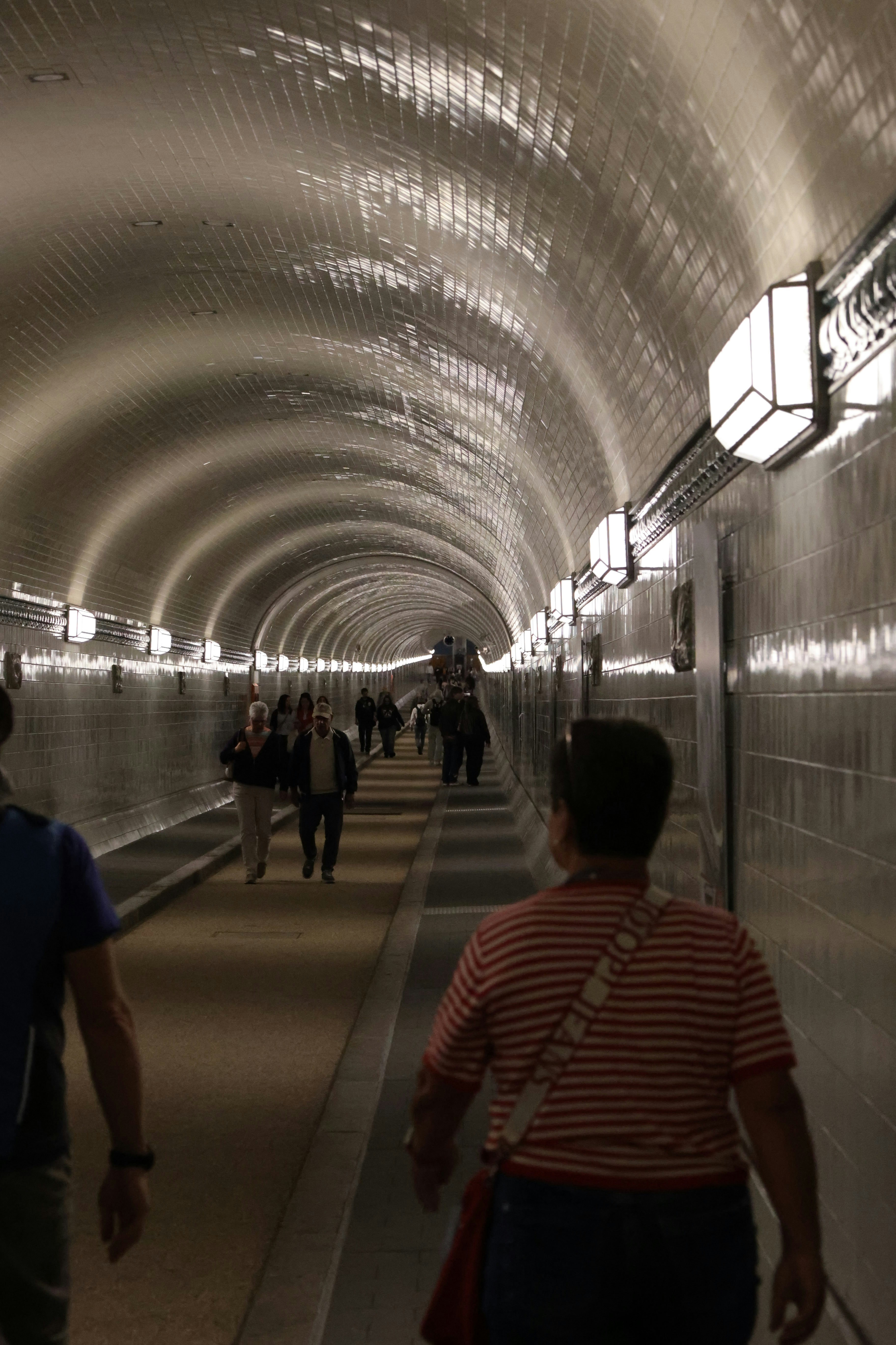 Mid-Hallway Convergence: Wandering Figures in a Quiet Subway Tunnel