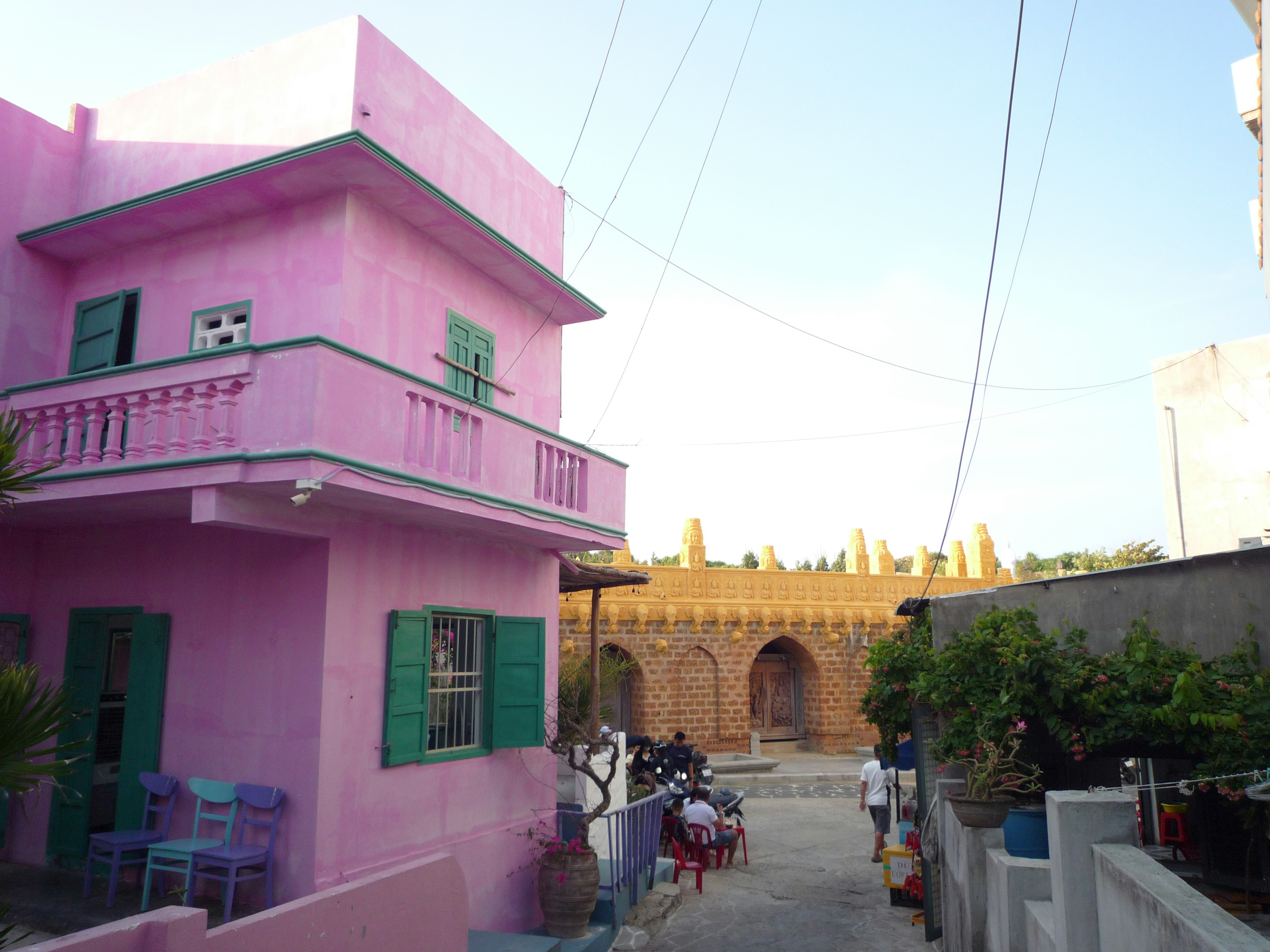 Pink House Alleyway: Colorful Facades and a Courtyard Crossing