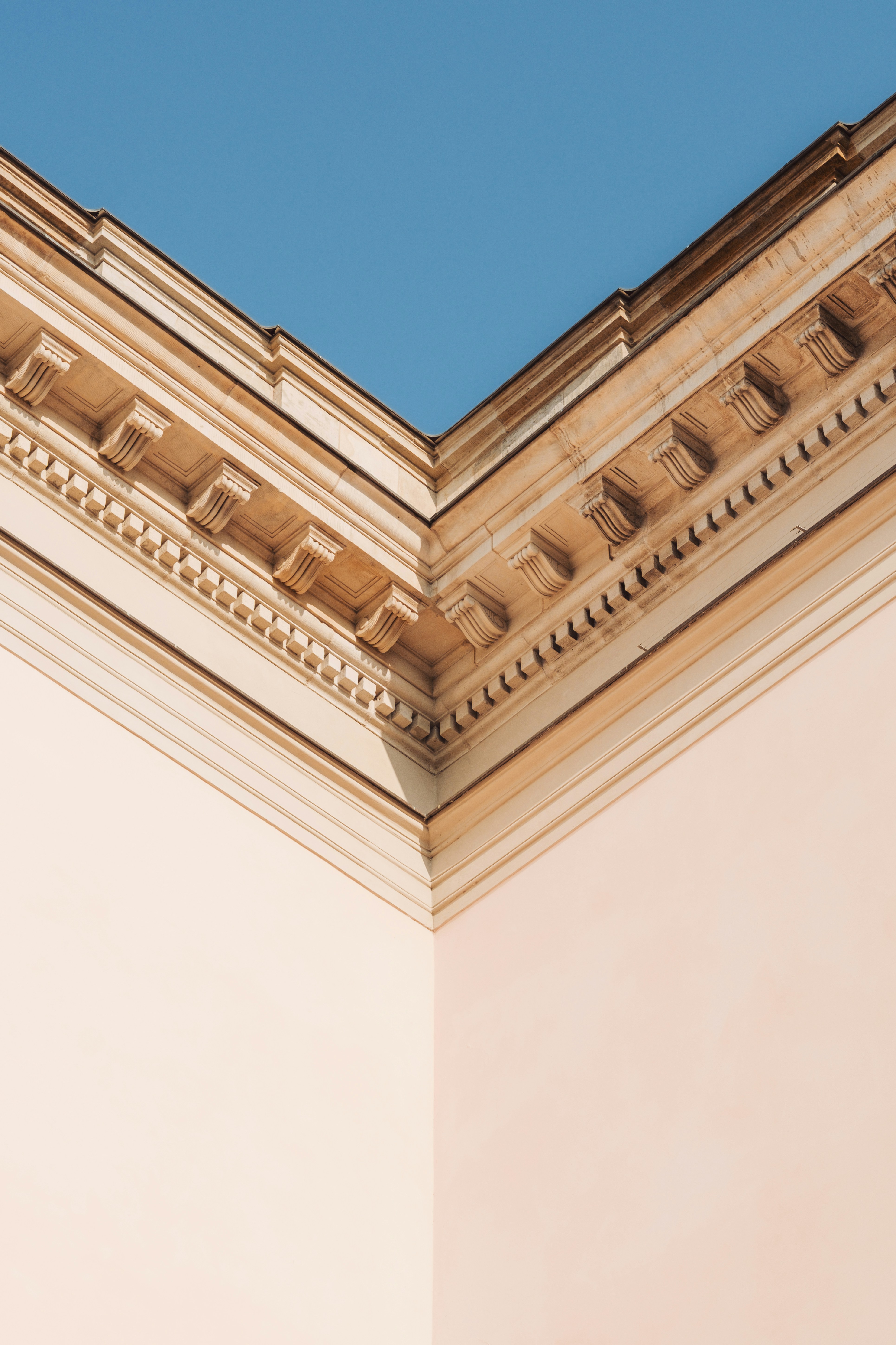 Cornered Classic: A Precise Architectural Convergence