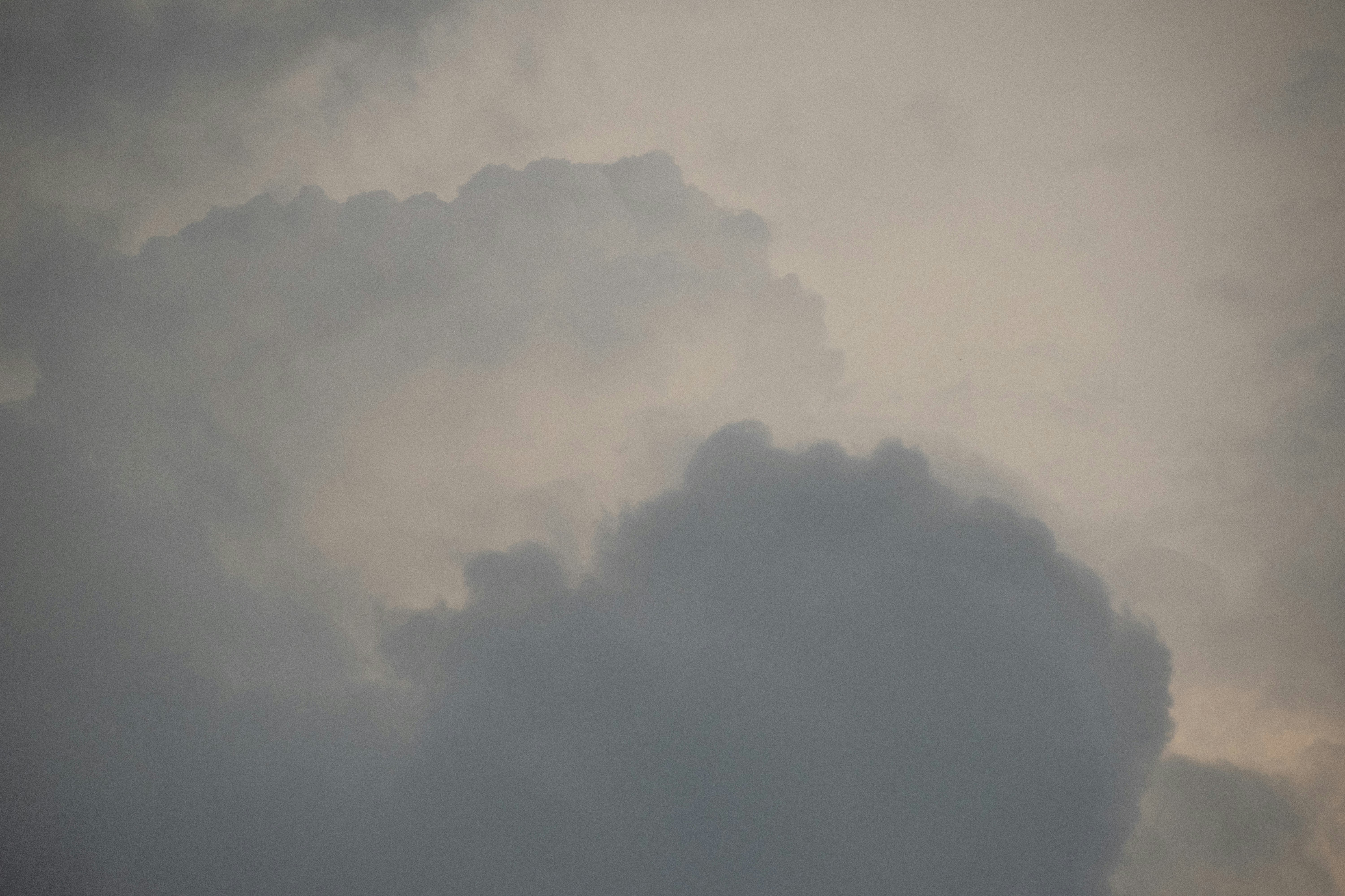 Cloud Crown: Soft Light Illuminating the Quiet Sky