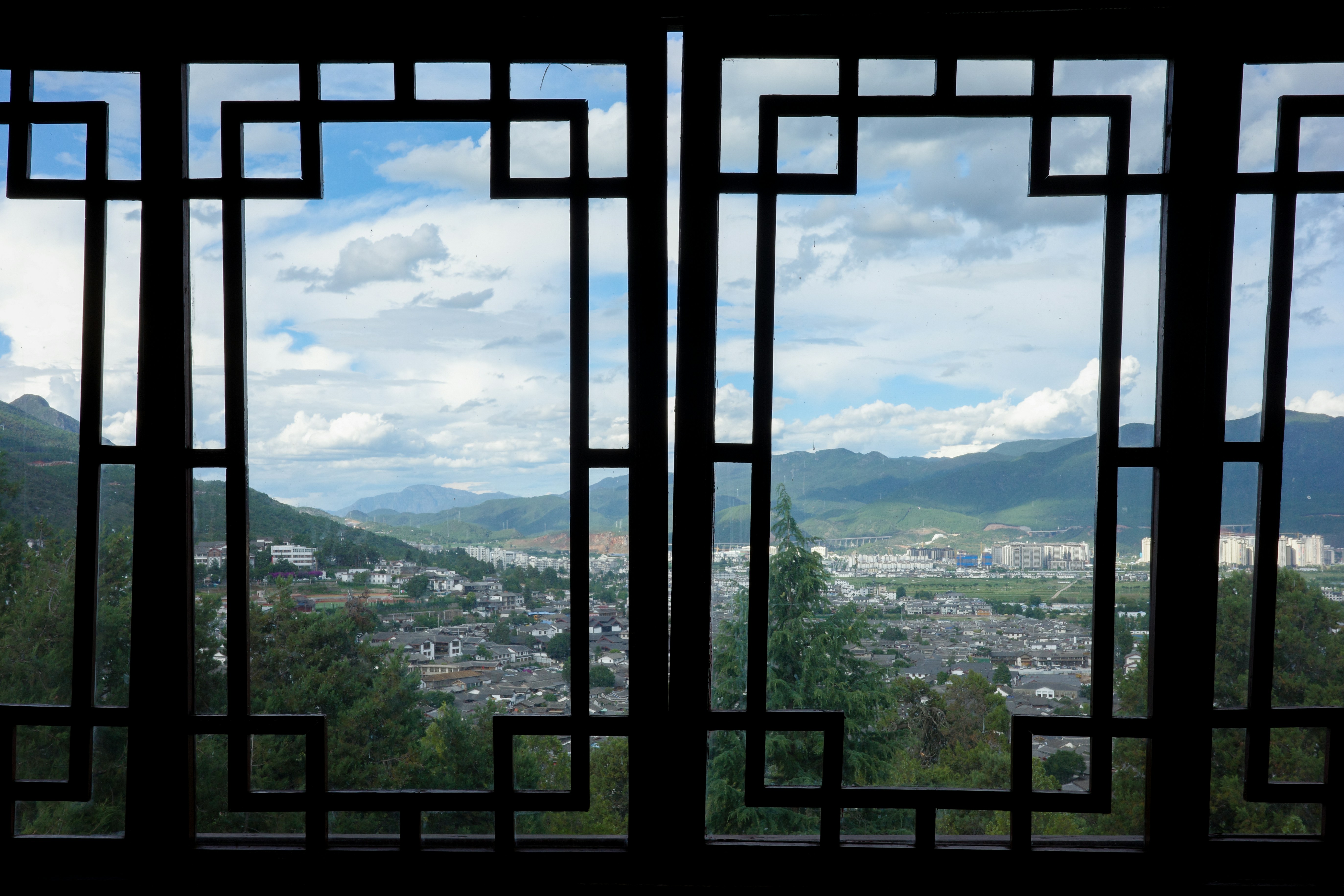 Framed Valley: A Mountain Town Through Lattice Windows