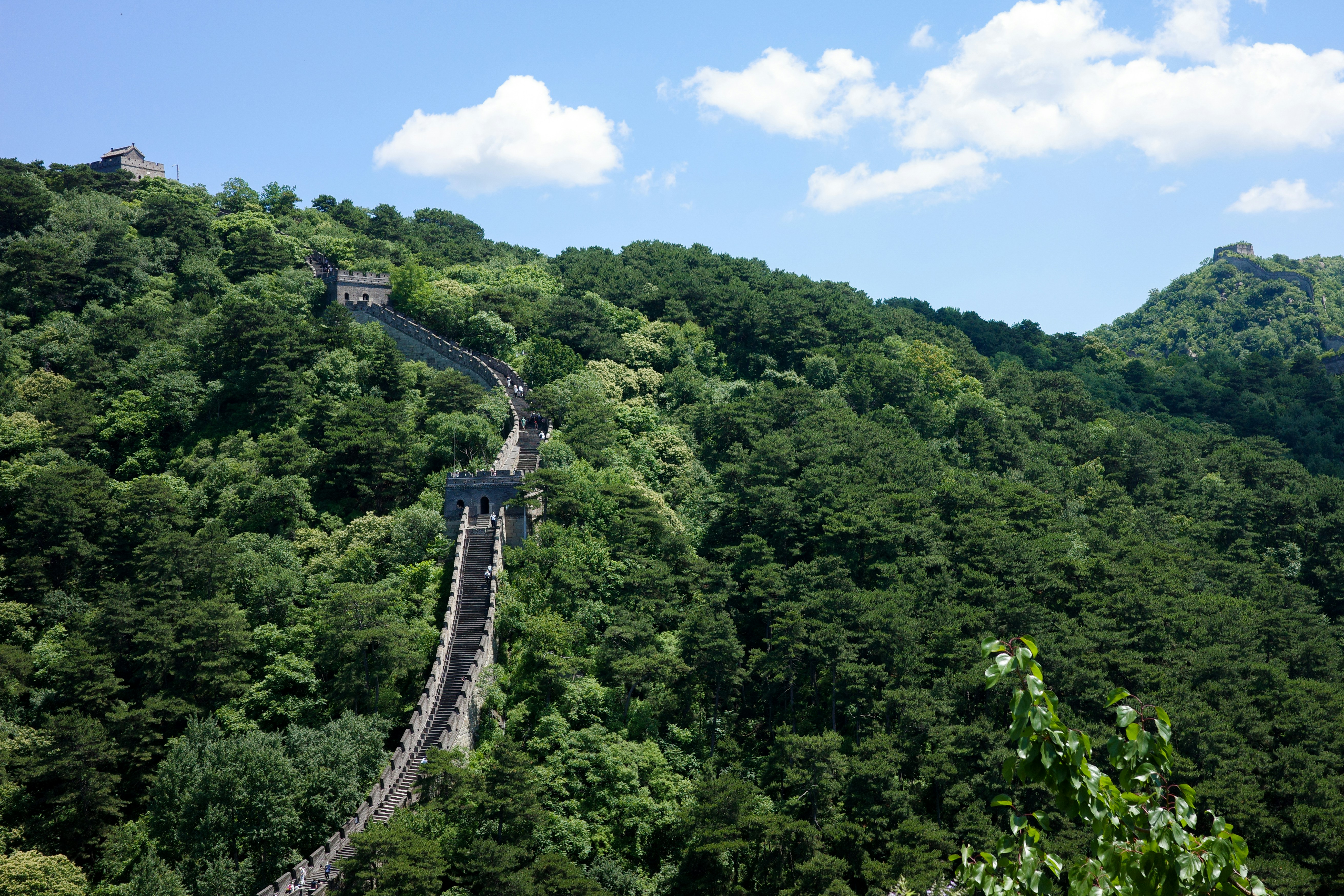 Dragon’s Spine: The Great Wall Winding Through Emerald Peaks