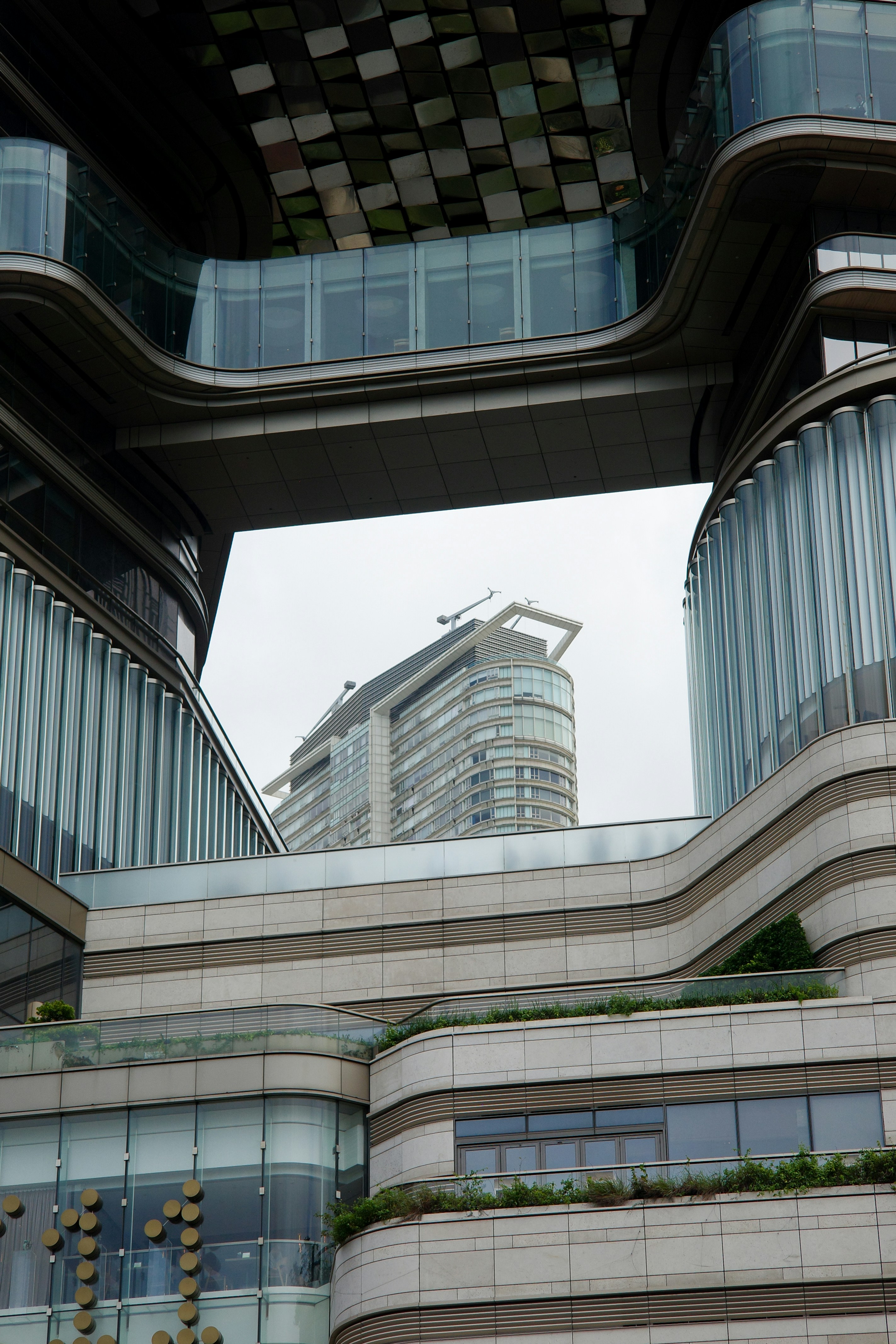 Architecture in Motion: Framed Curves and Skyward Glass