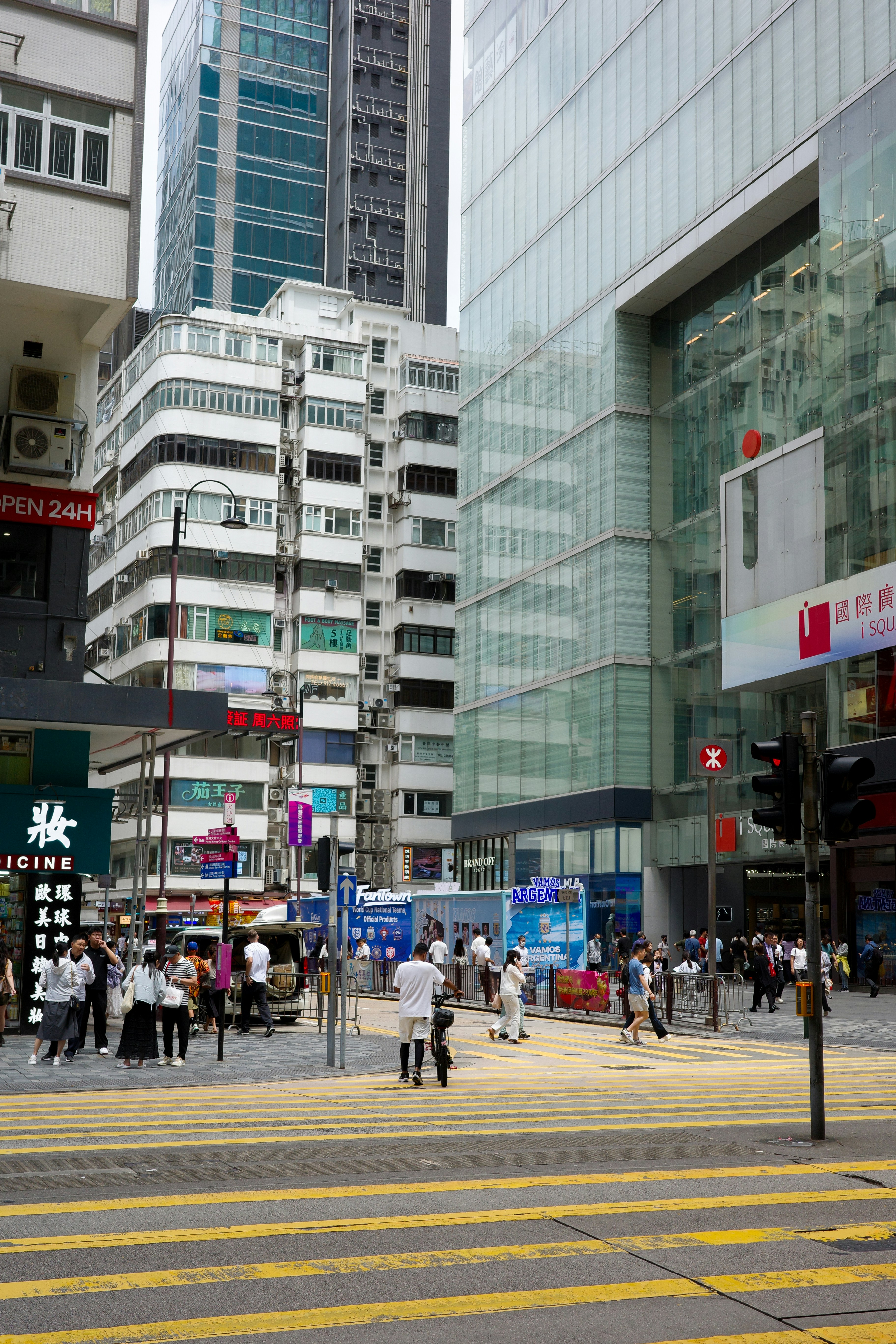 Crossroads Between Glass and Concrete: Street Life in a Commercial District
