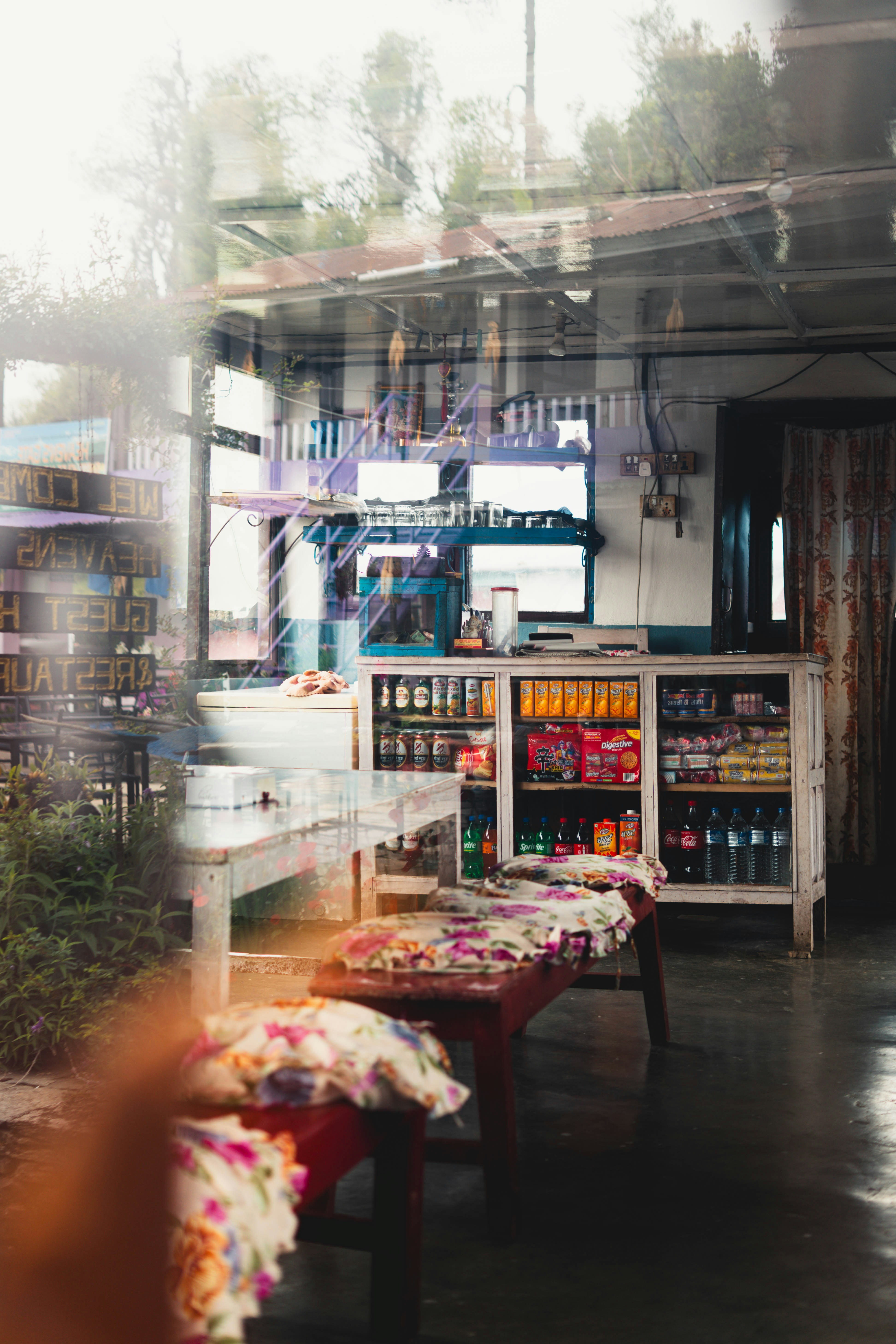 Hidden Snack Bar: Quiet Convenience in a Backlit Market Nook