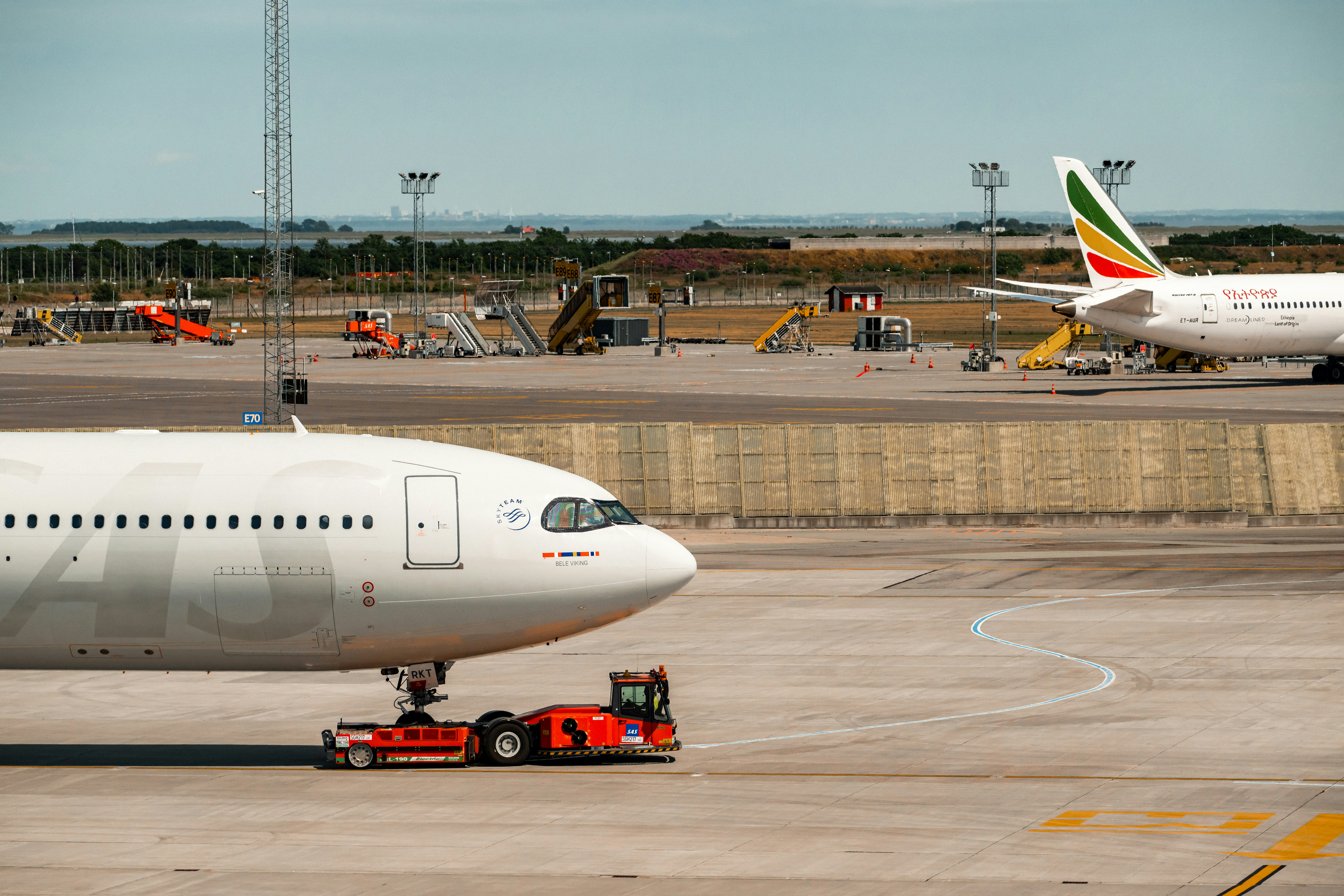 Ground Crew Pulse: A Quiet Moment with an Airliner at the Tarmac