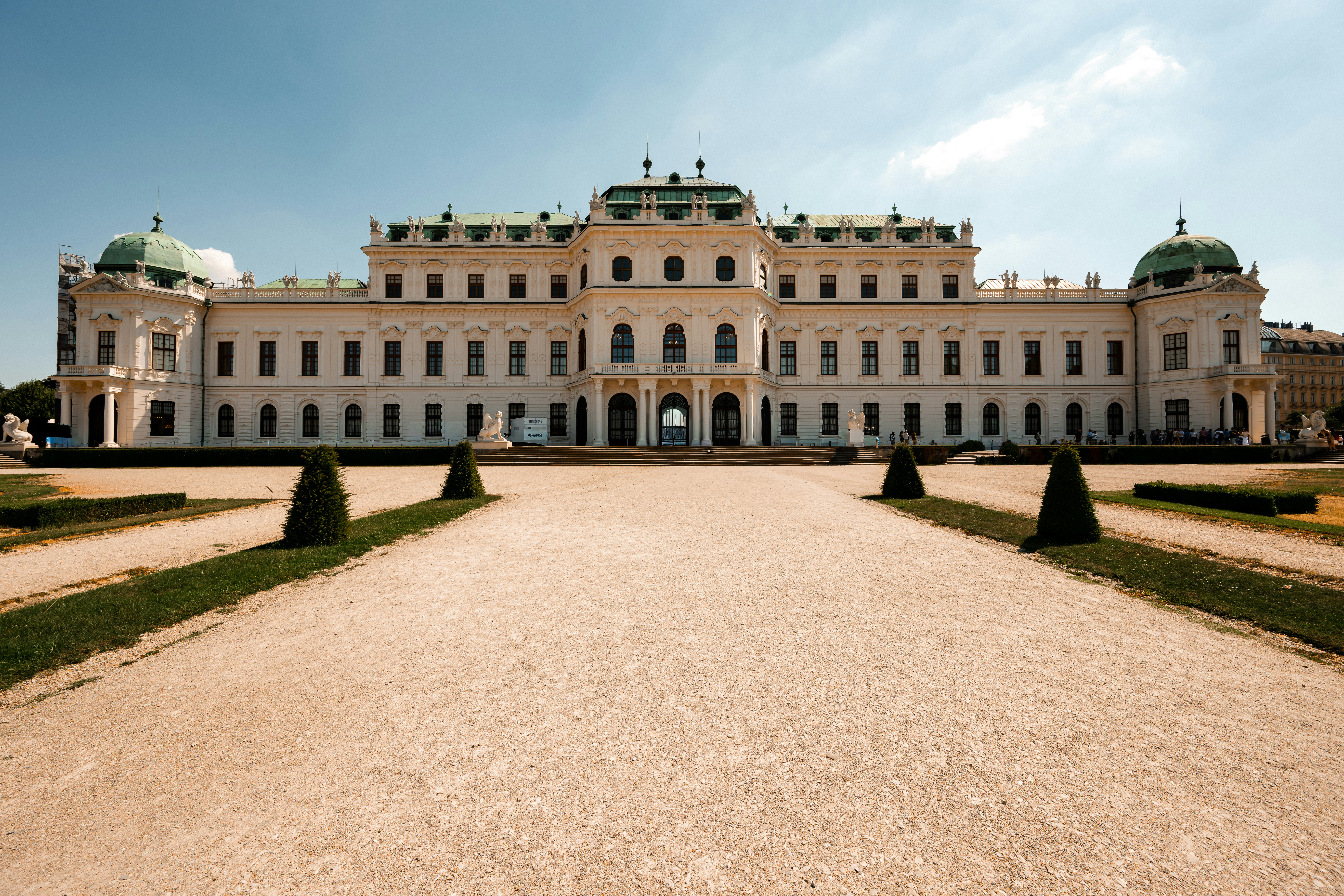 Symmetrical Palace Approach: Central Axis to a Grand Facade