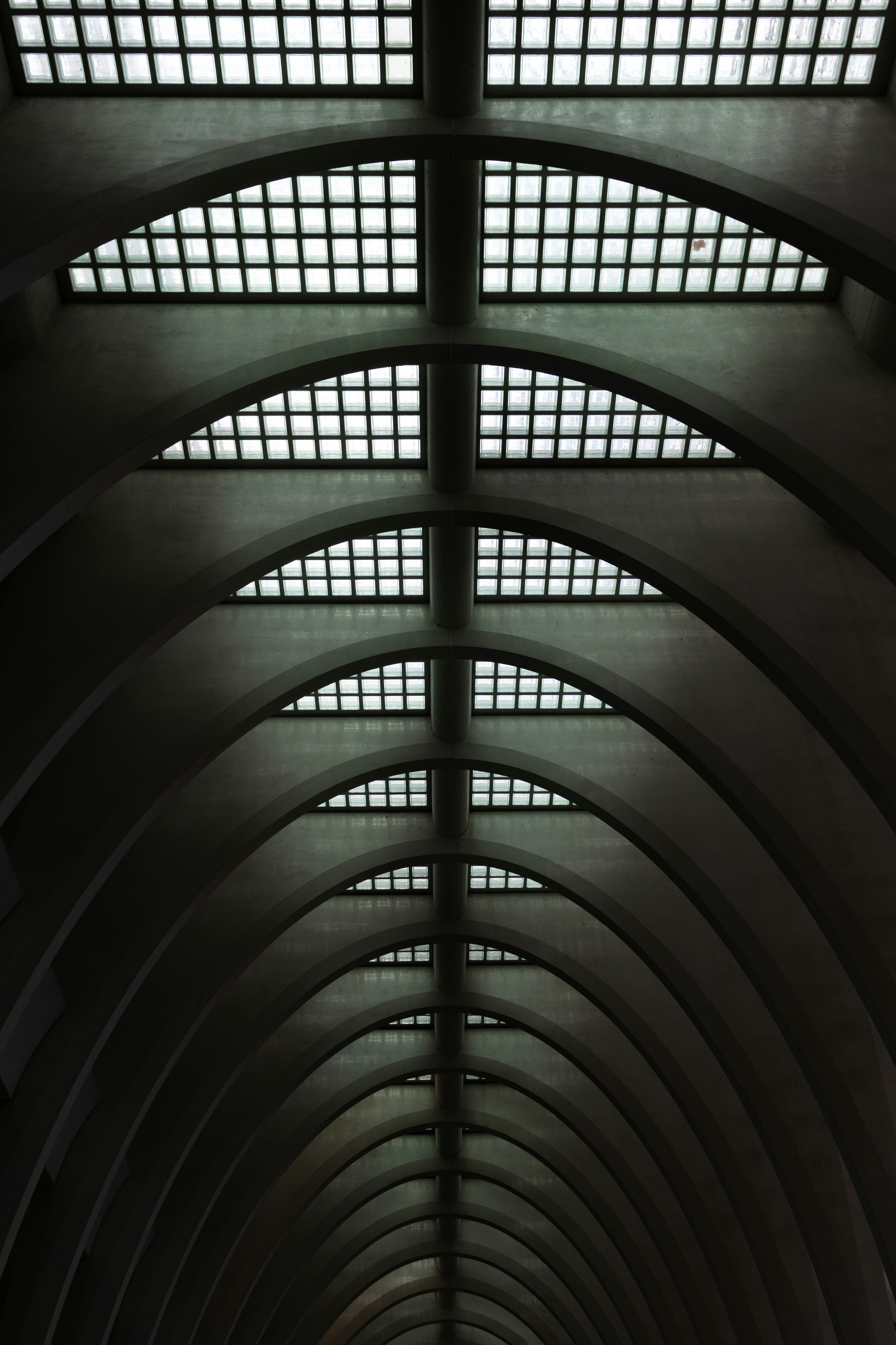Archade Symmetry: Converging Arches Toward a Quiet Horizon