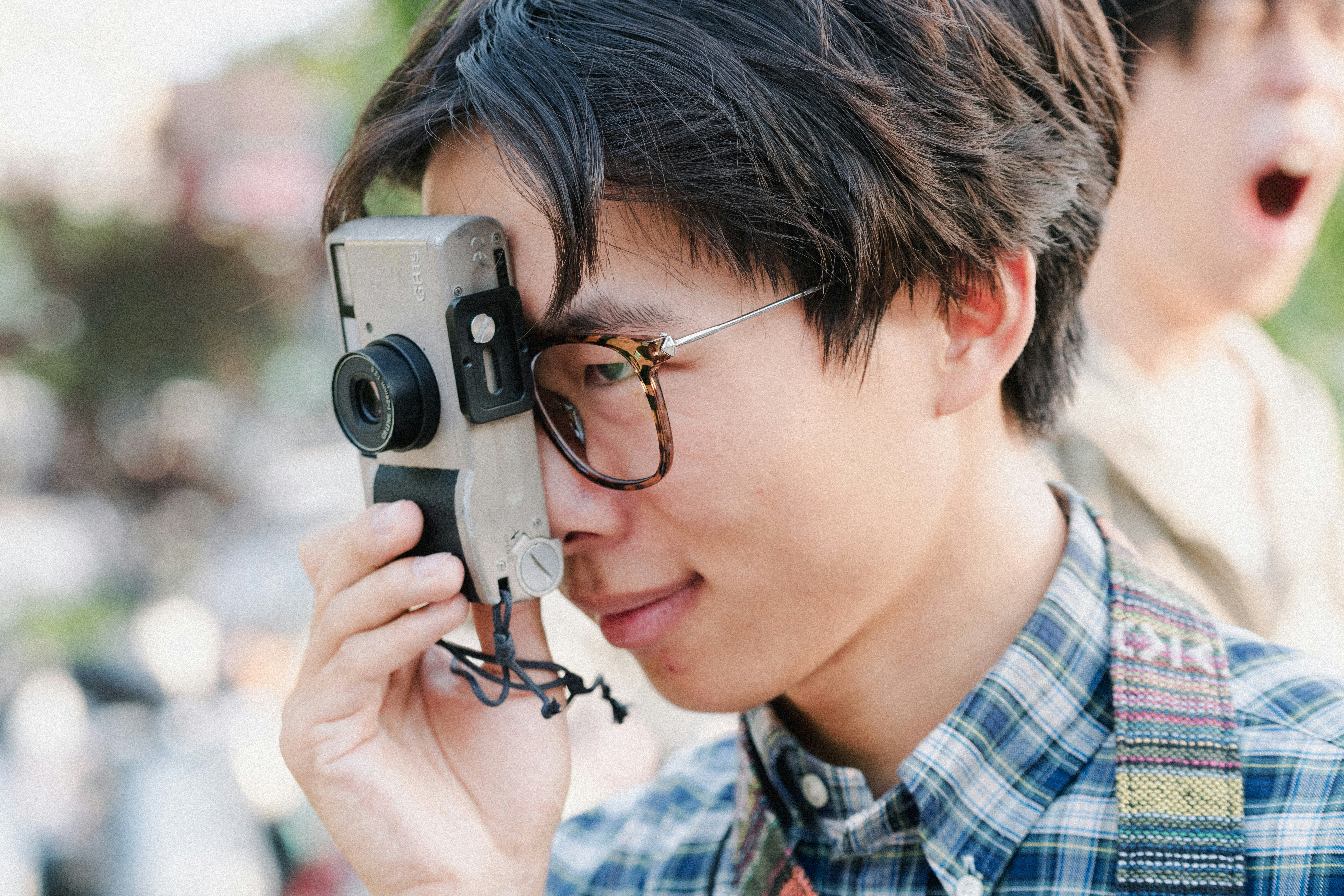 Vintage lens, modern moment: a photographer in the making