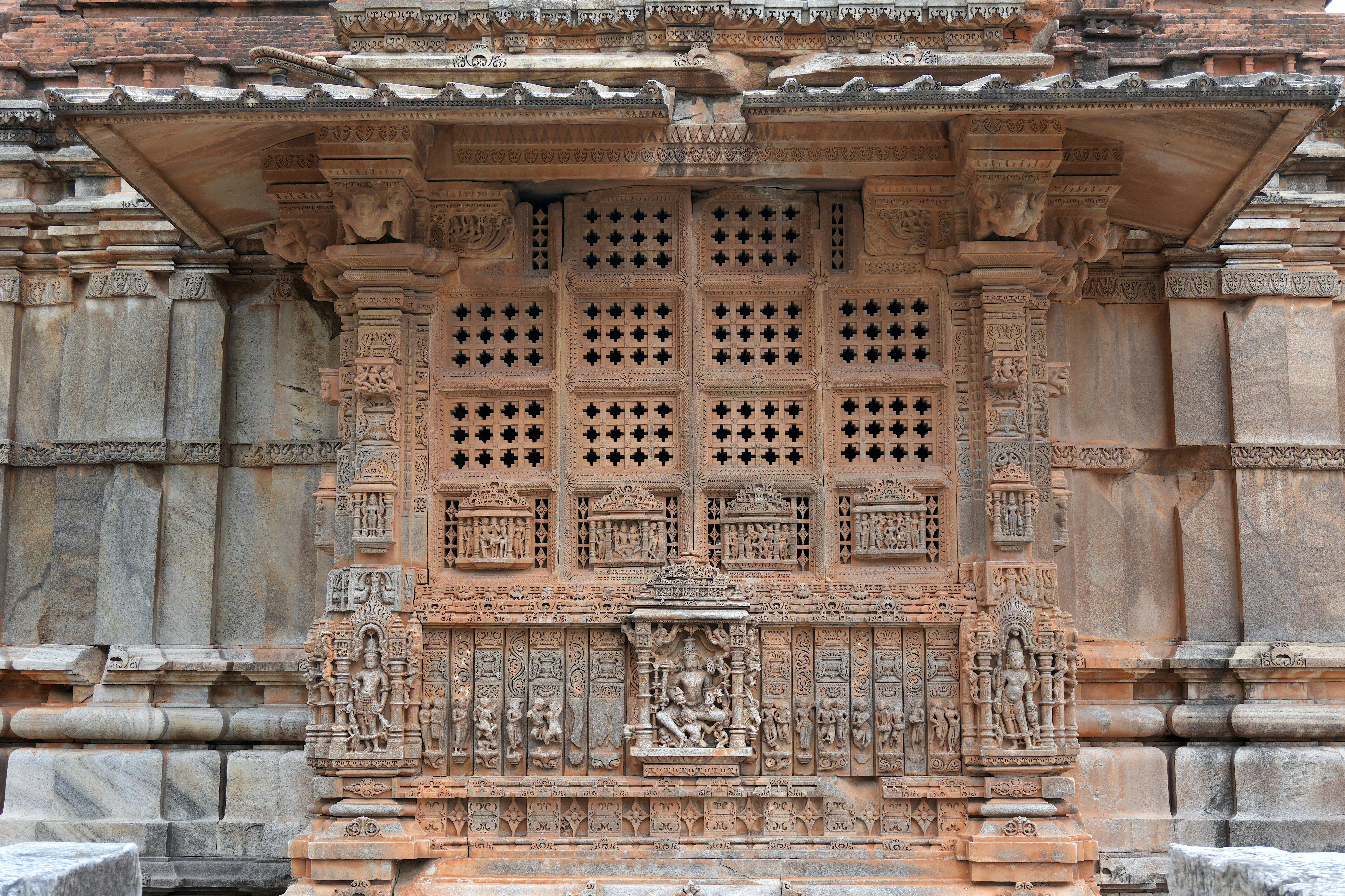 Built in the 10th century by King Mahipala, the Sas Bahu Temple is dedicated to Lord Vishnu. Its name comes from Sahasra Bahu (the Thousand-Armed One), not from a mother-in-law and daughter-in-law. The temple is admired for its intricate stone carvings and remarkable medieval architecture.