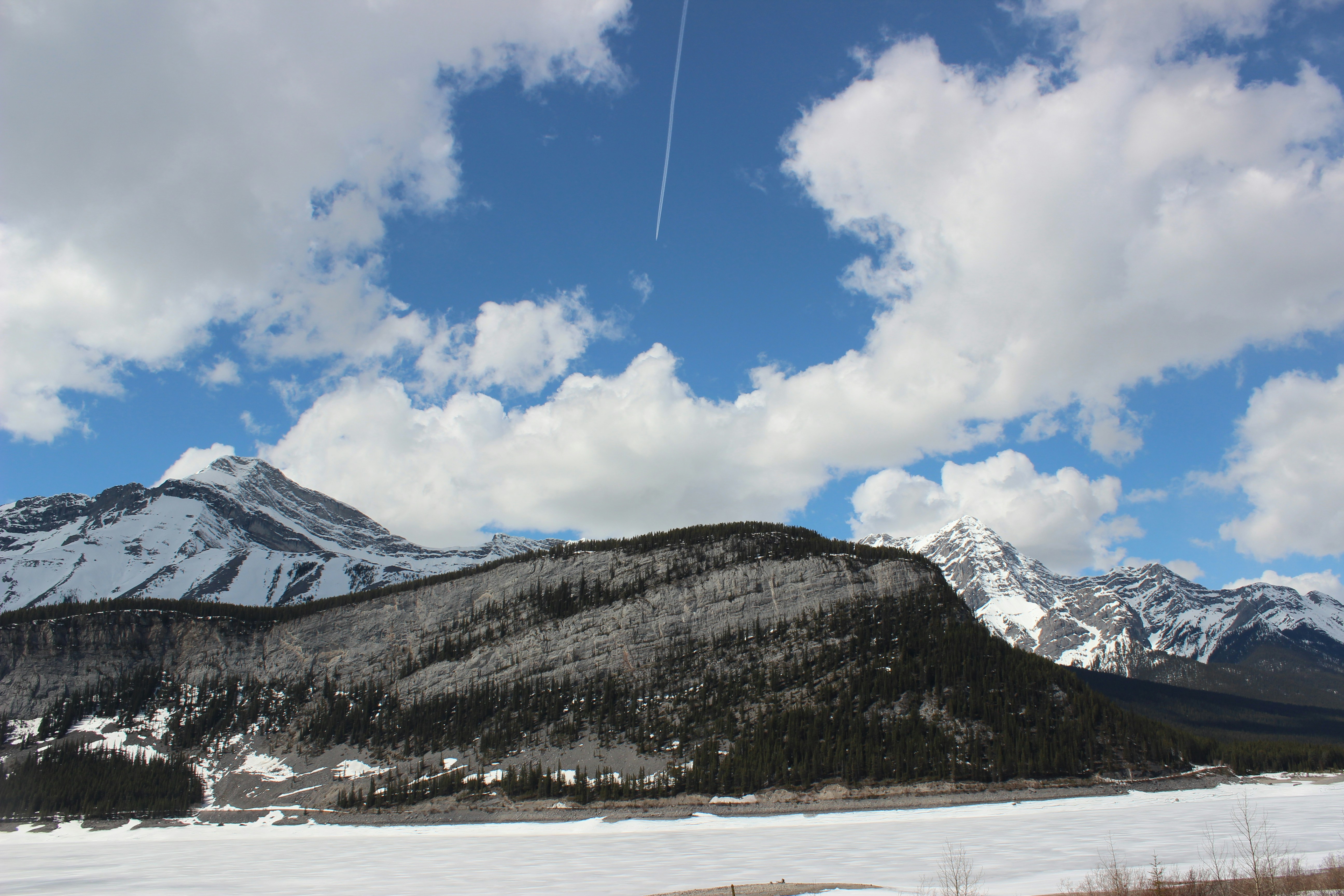 Snowline Under a Cerulean Sky: Alpine Crest and Contrail
