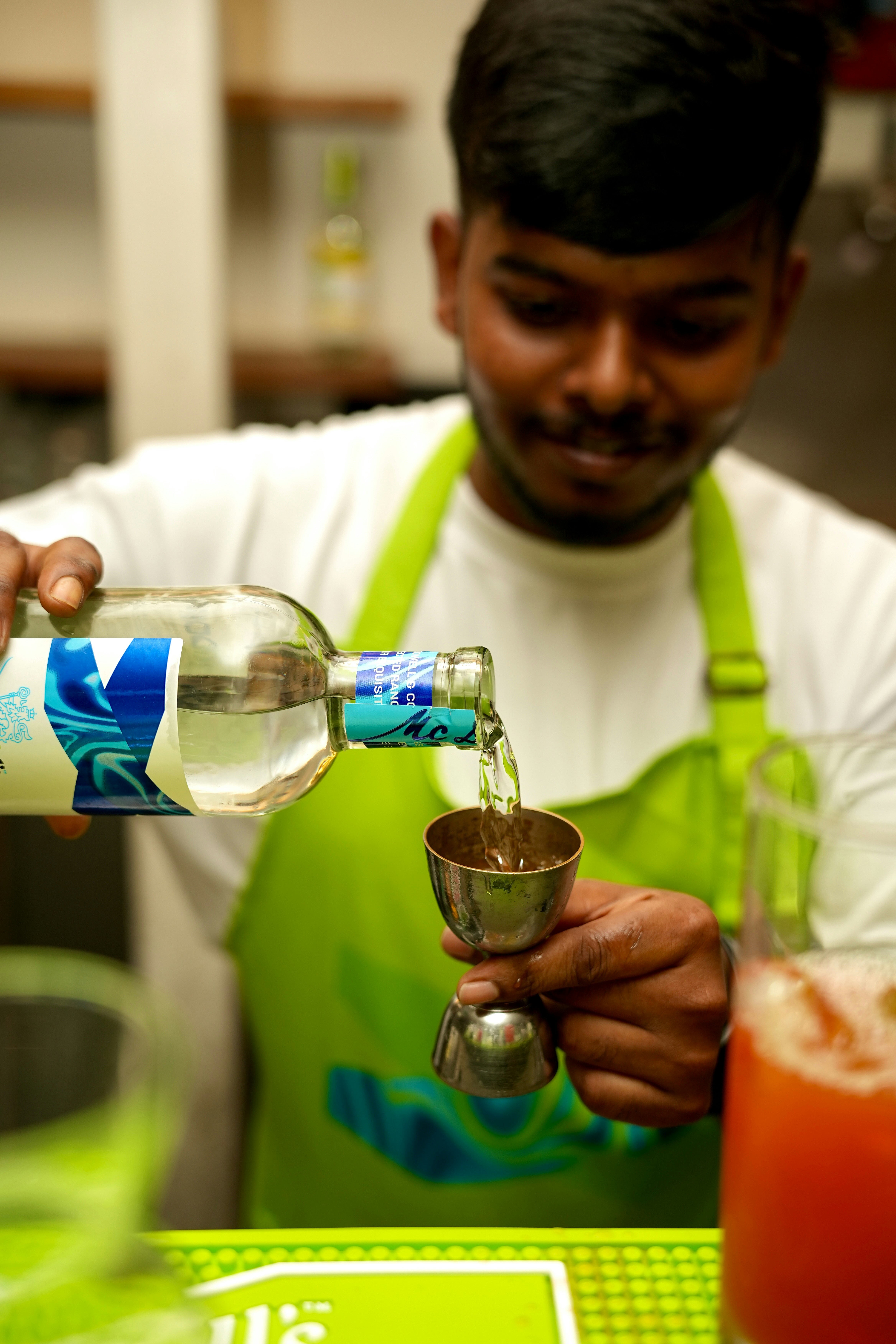 Barfront Bartender: Pouring Precision
