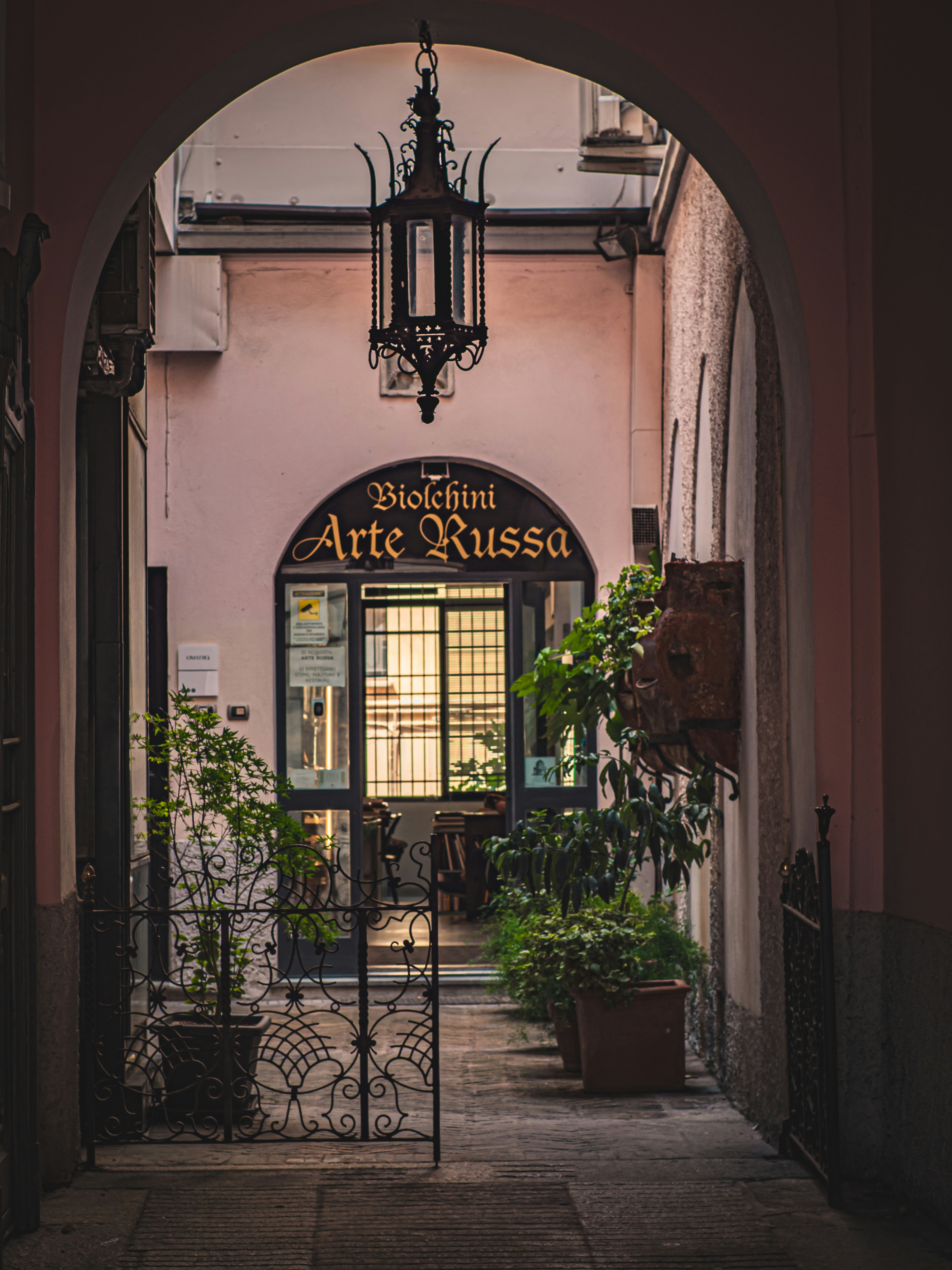Archway to a Quiet Courtyard: Lighting the Sign of Arte Rossa