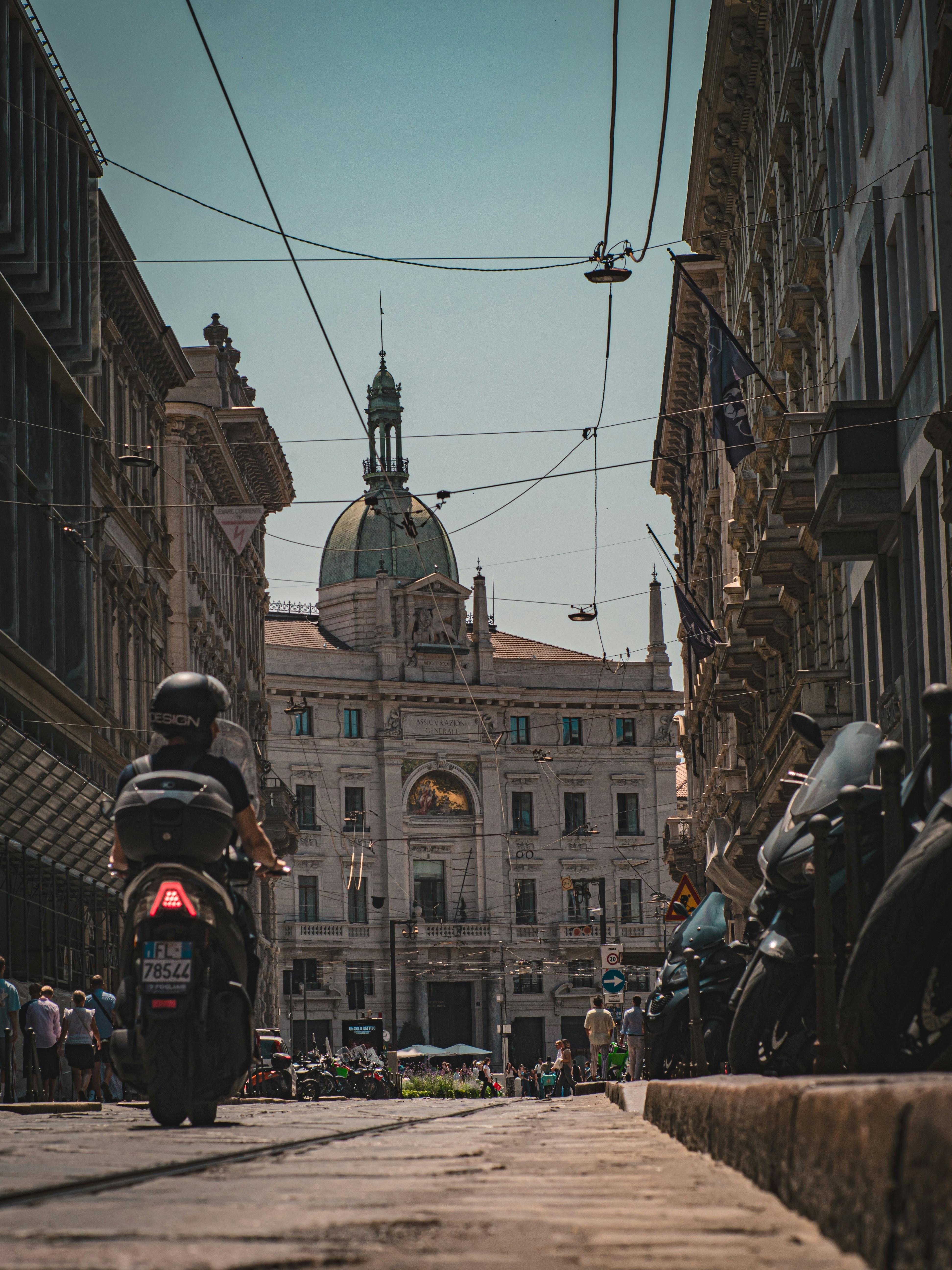 Midday Street Ballet: Arches, Cables, and a Central Dome