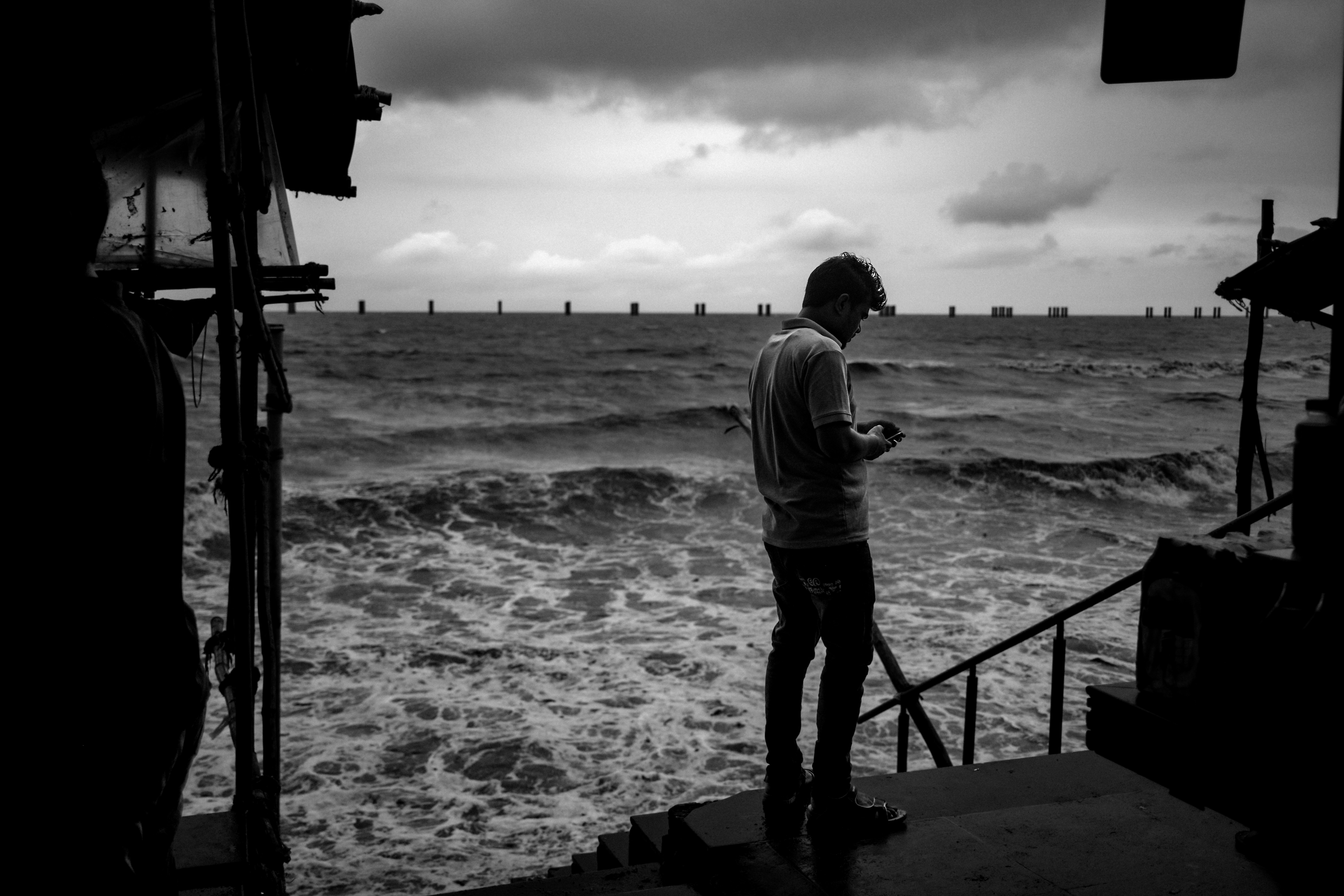 A Lone Operator at the Edge: Quiet Focus by the Sea