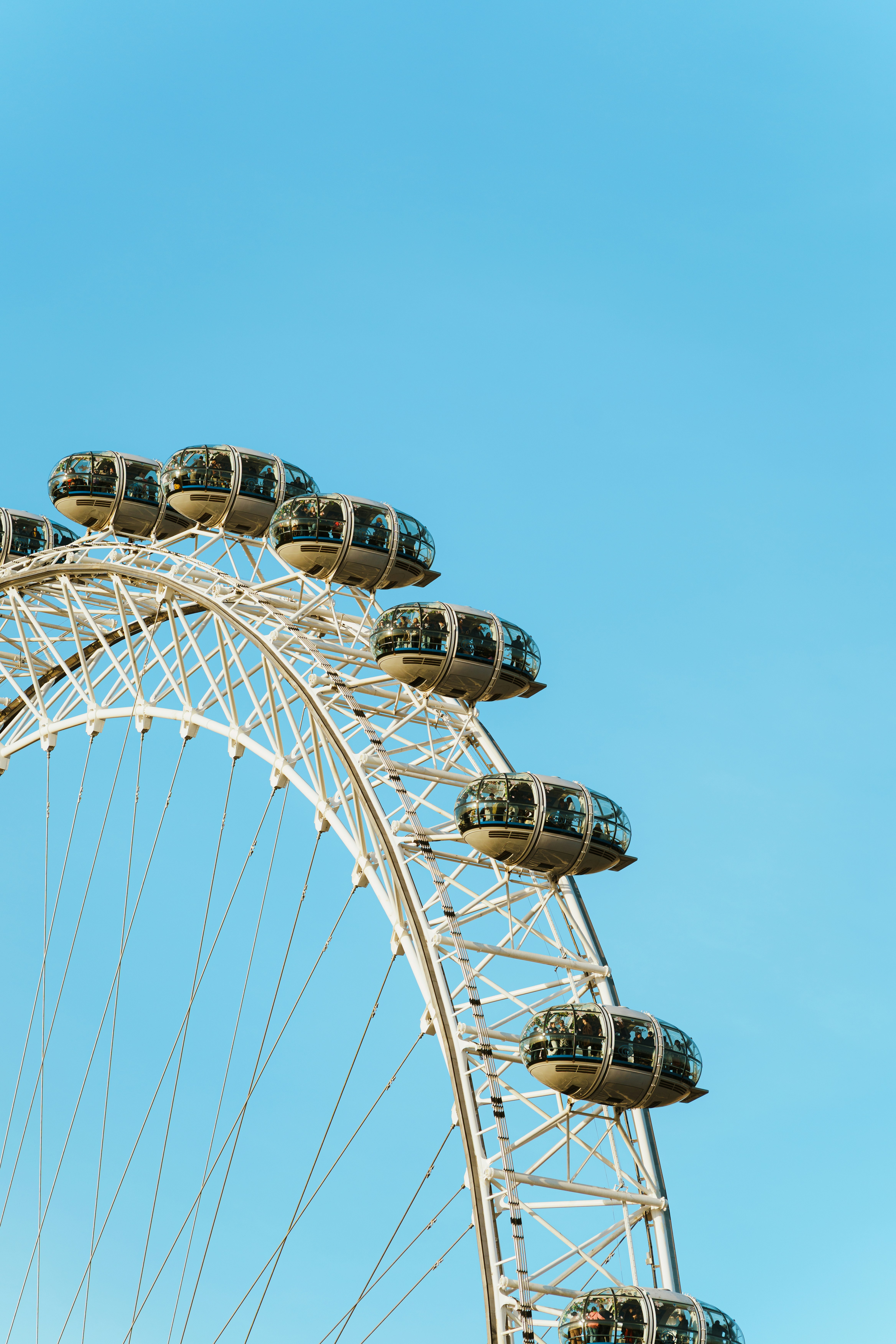 Giant Wheel in a Clear Sky: A Slice of London's Skyline