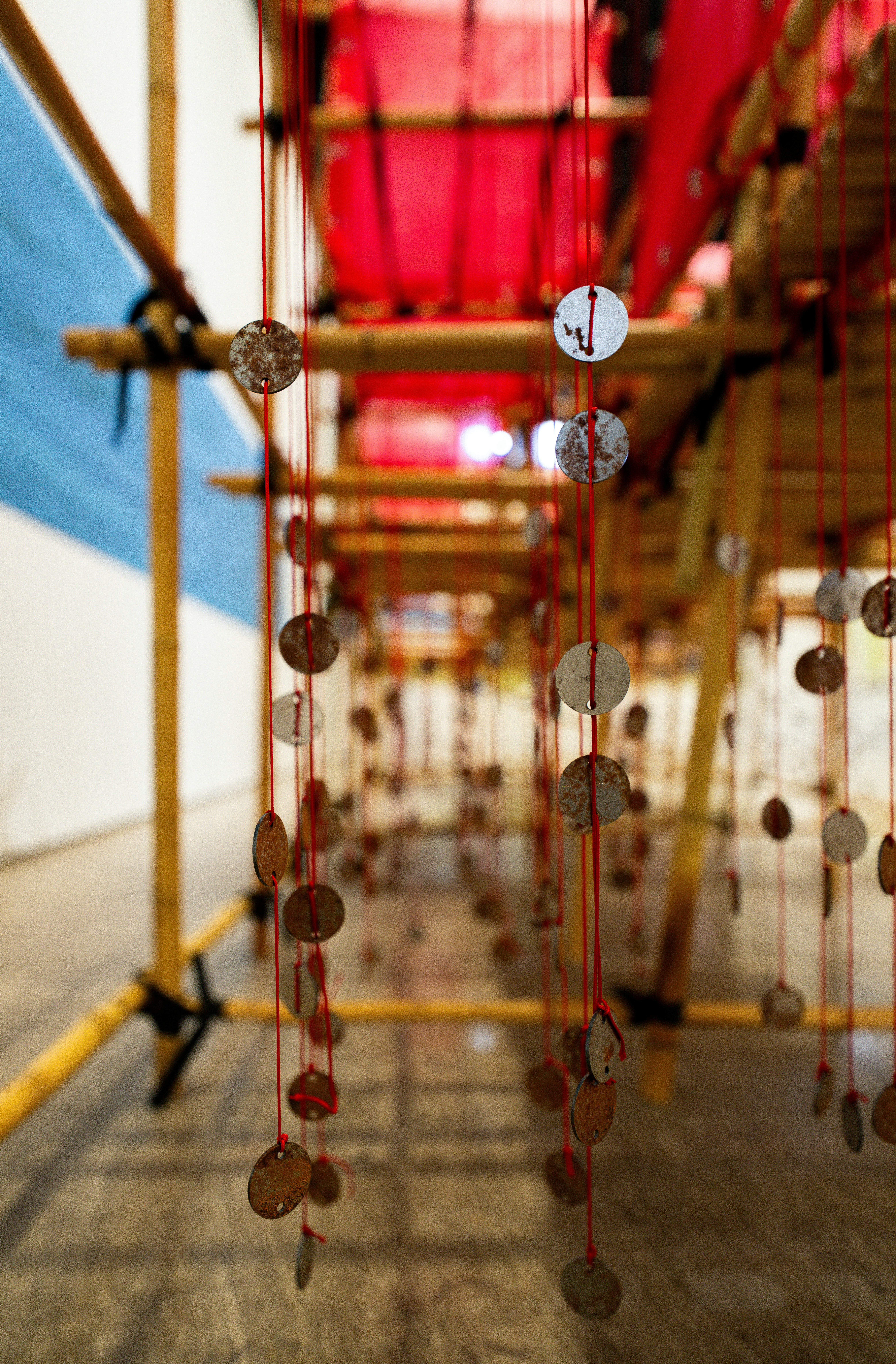 Strings of Echoes: Metallic Discs Floating in a Wooden Corridor