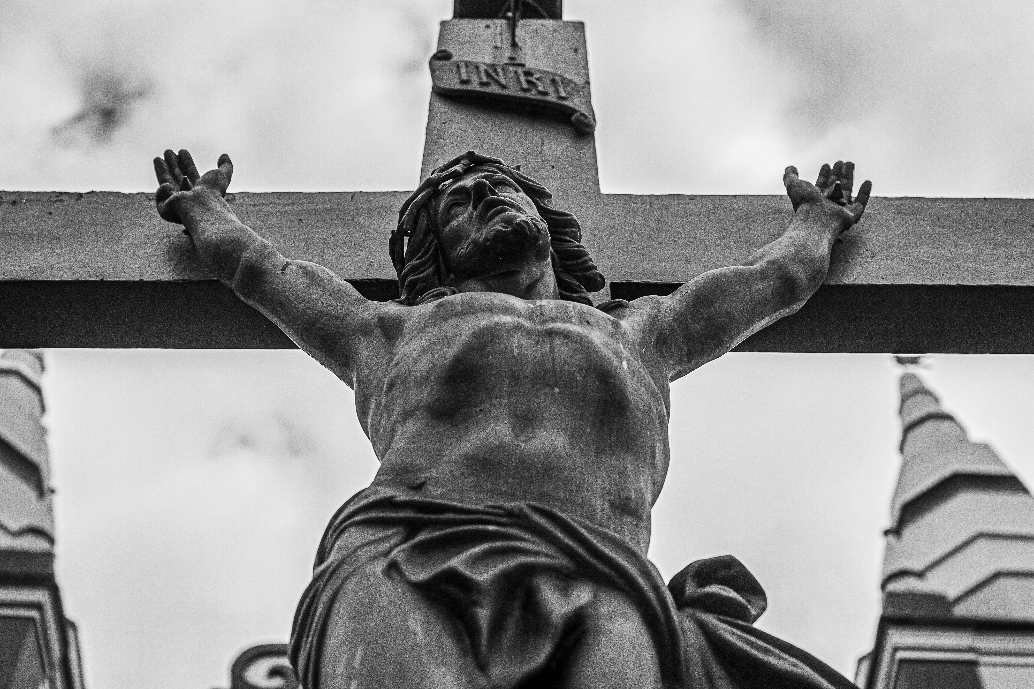 Cruciform Gaze: The Statue’s Reach Across the Sky