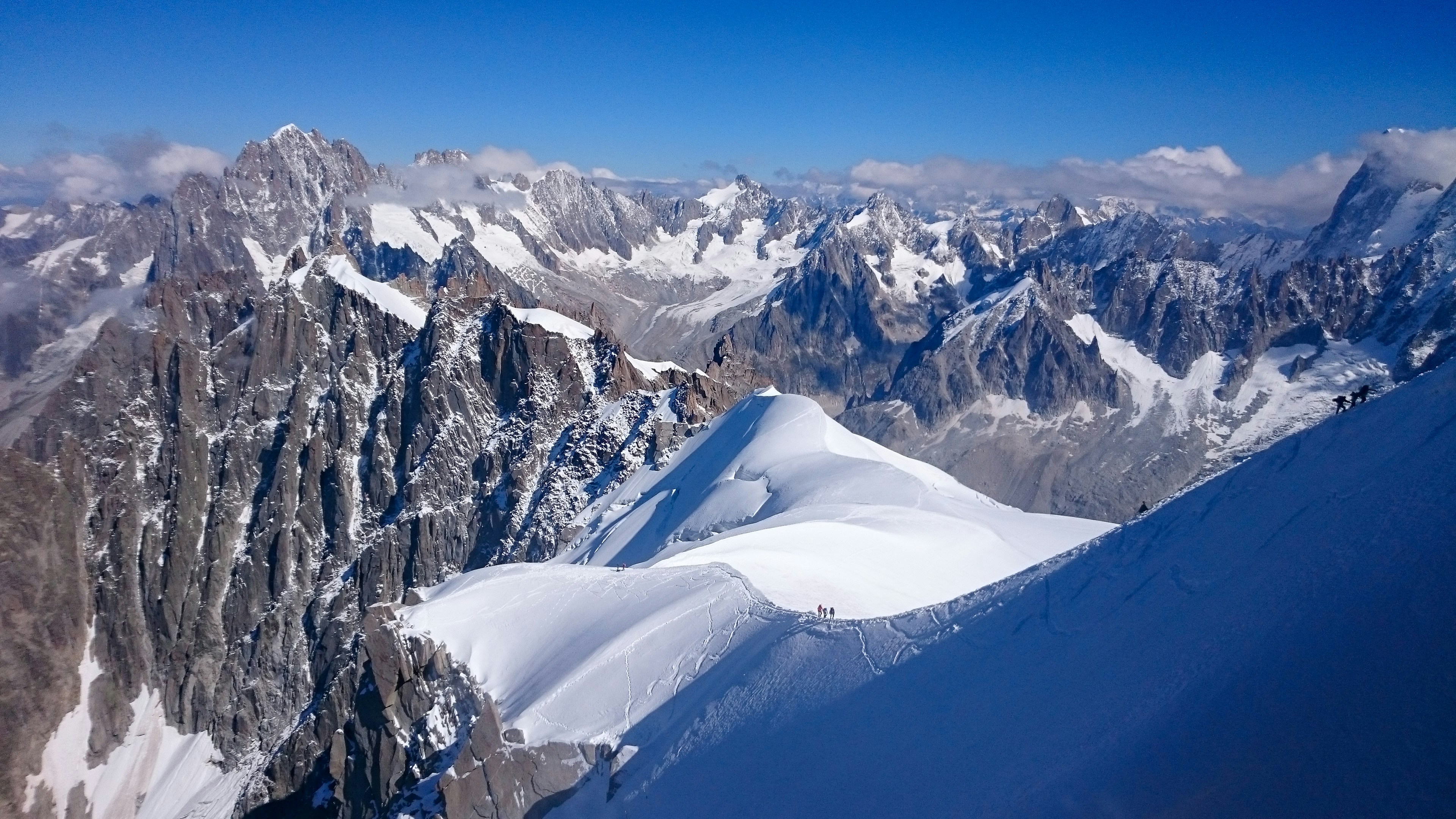 Snow‑ridge Crown: A Glinting Crest under a Clear Alpine Sky