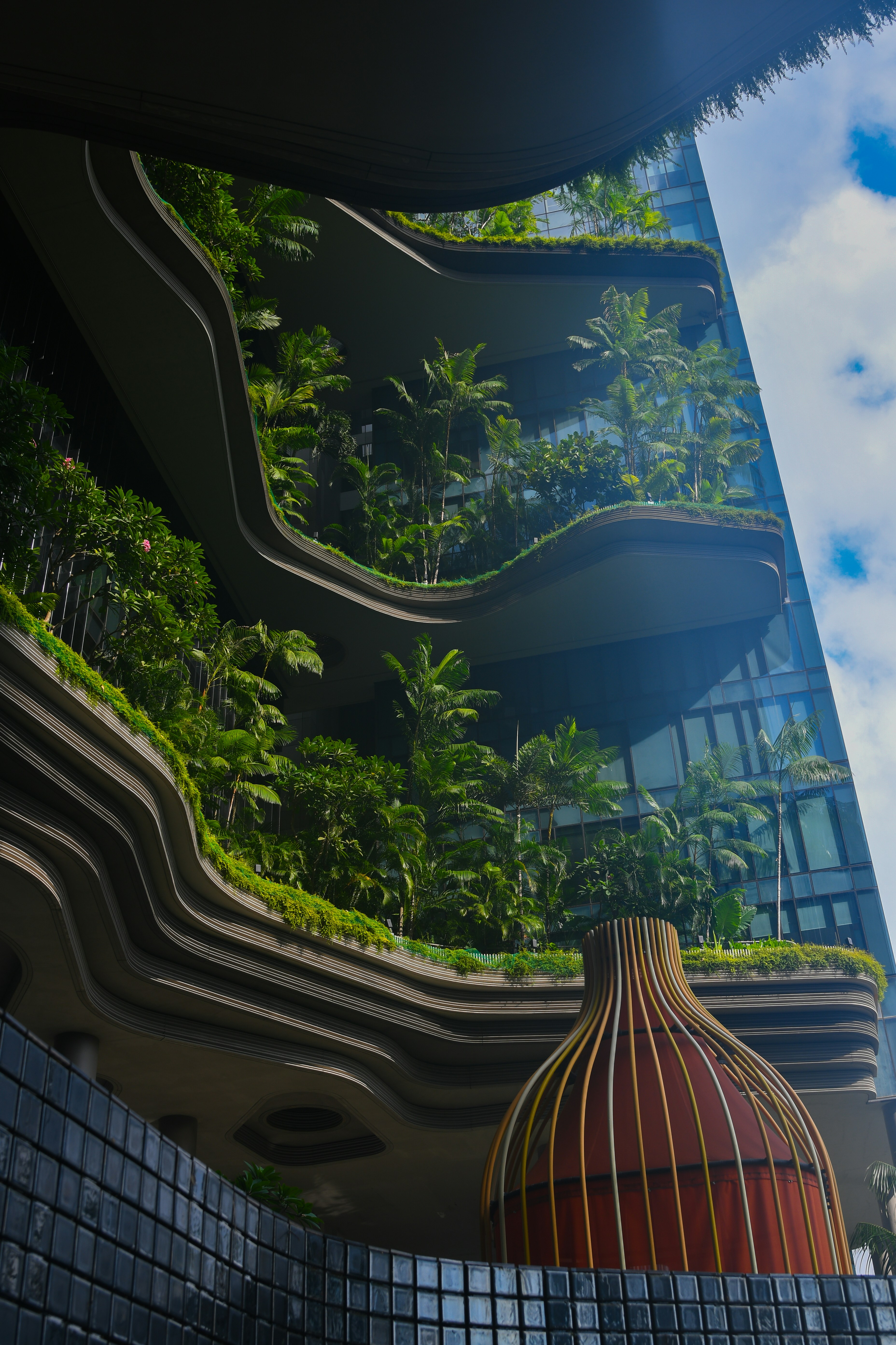 Green Cascades on Curved Facades: A Modern Atrium’s Verdant Echo