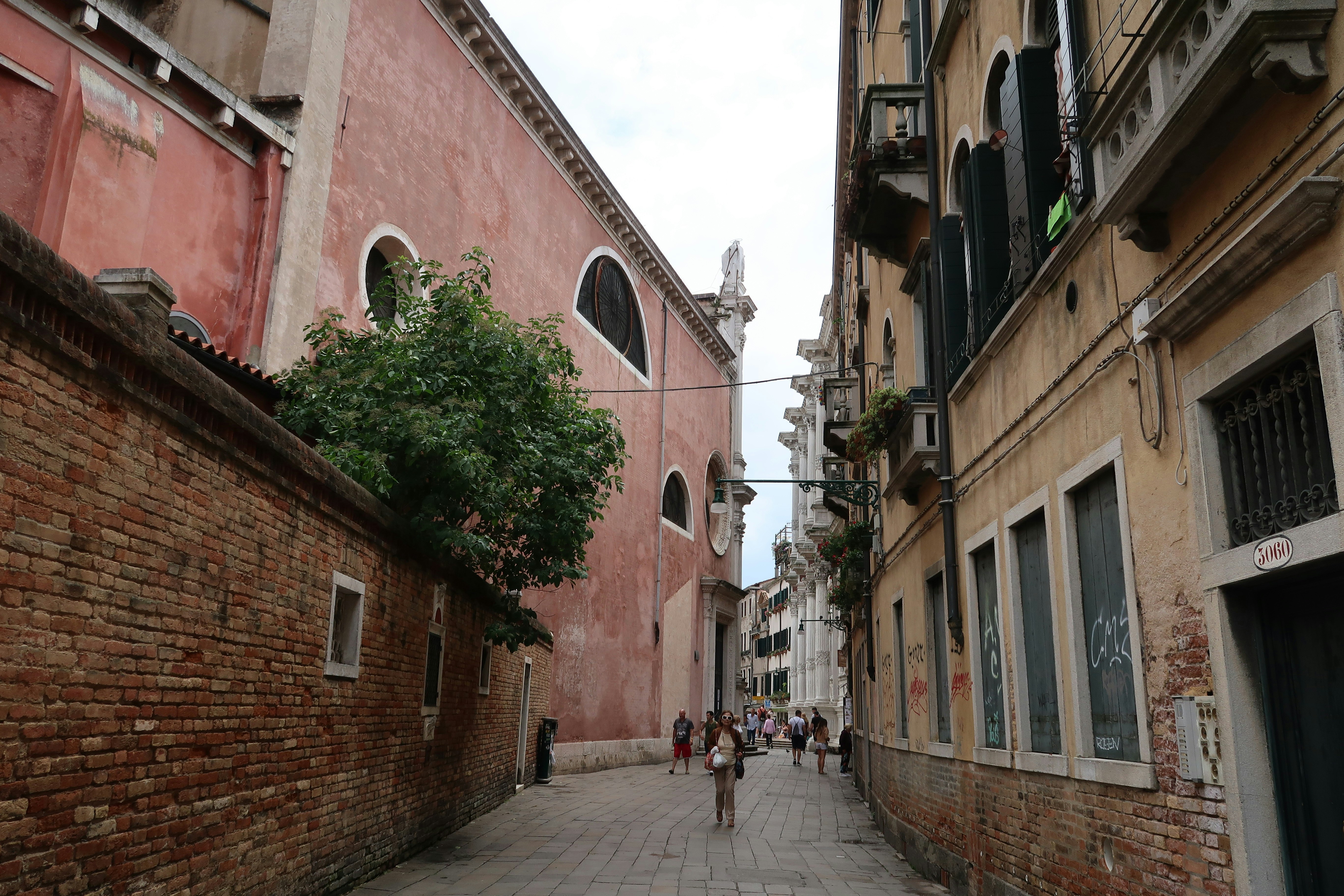 Narrow Venetian Alley Guides: A Quiet Walk Between Brick and Plaster