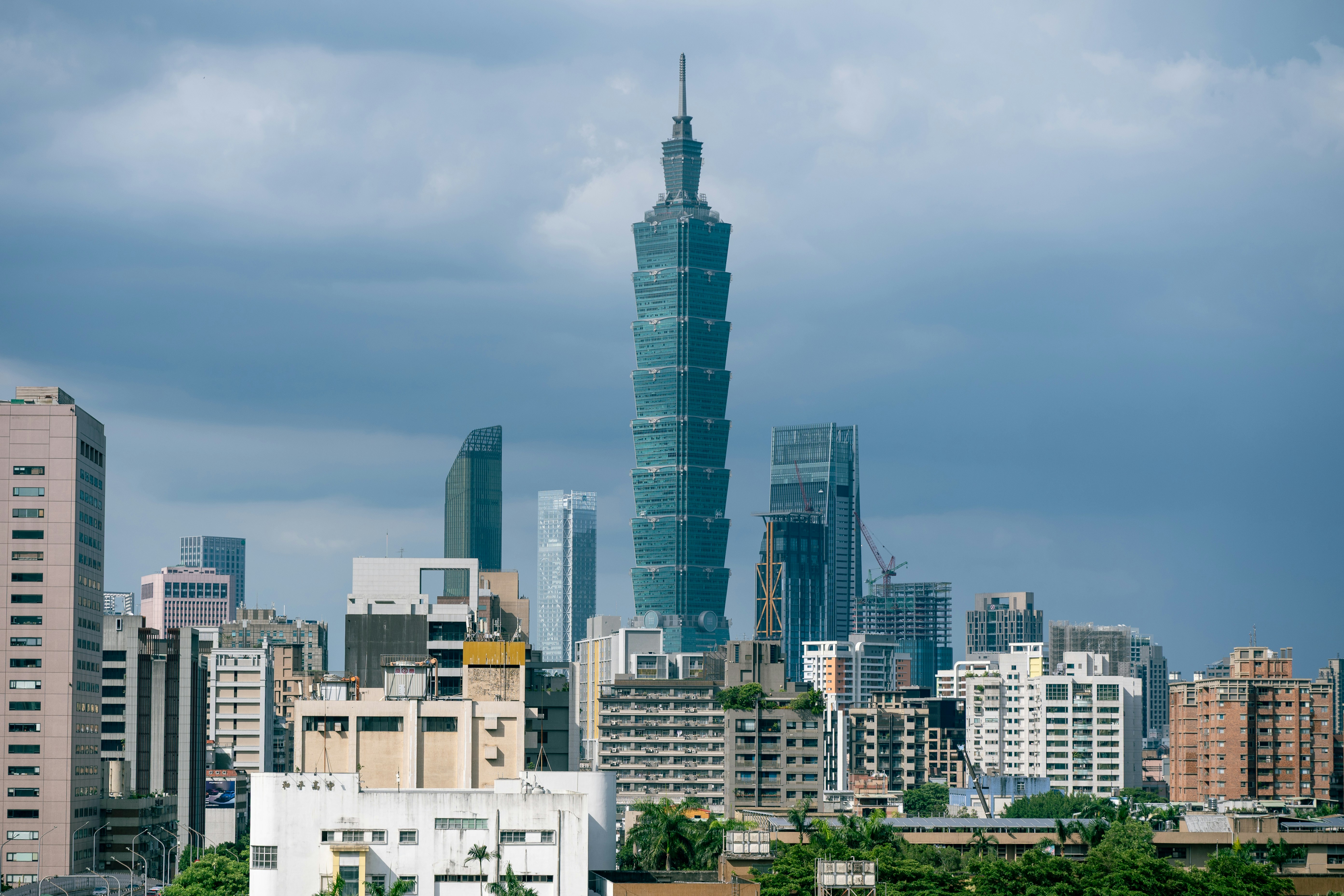 Vertical Sentinel: Taipei’s Skyscraper Piercing the Cloudline