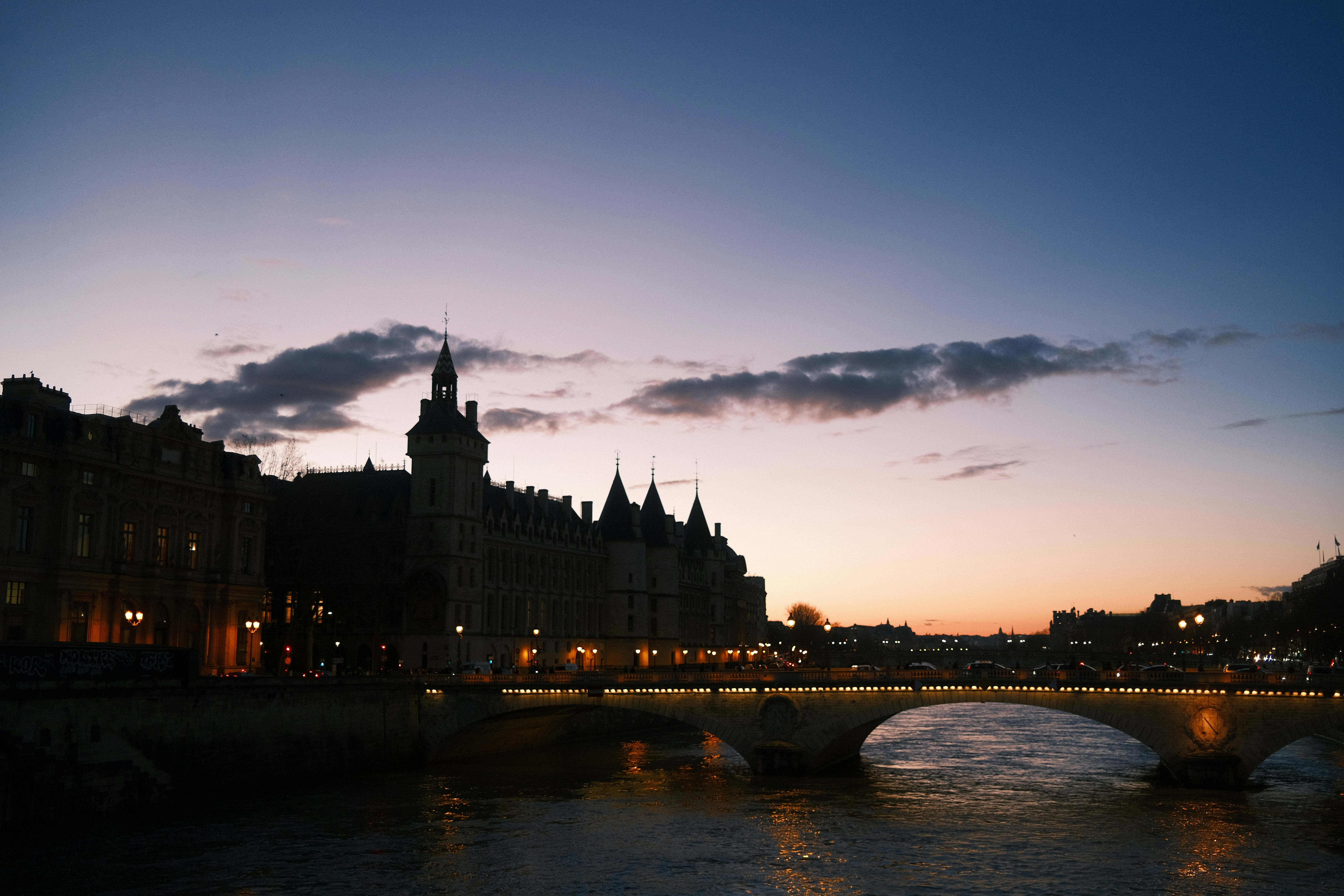 Twilight on the Pont Neuf: silhouettes and glow over the Seine