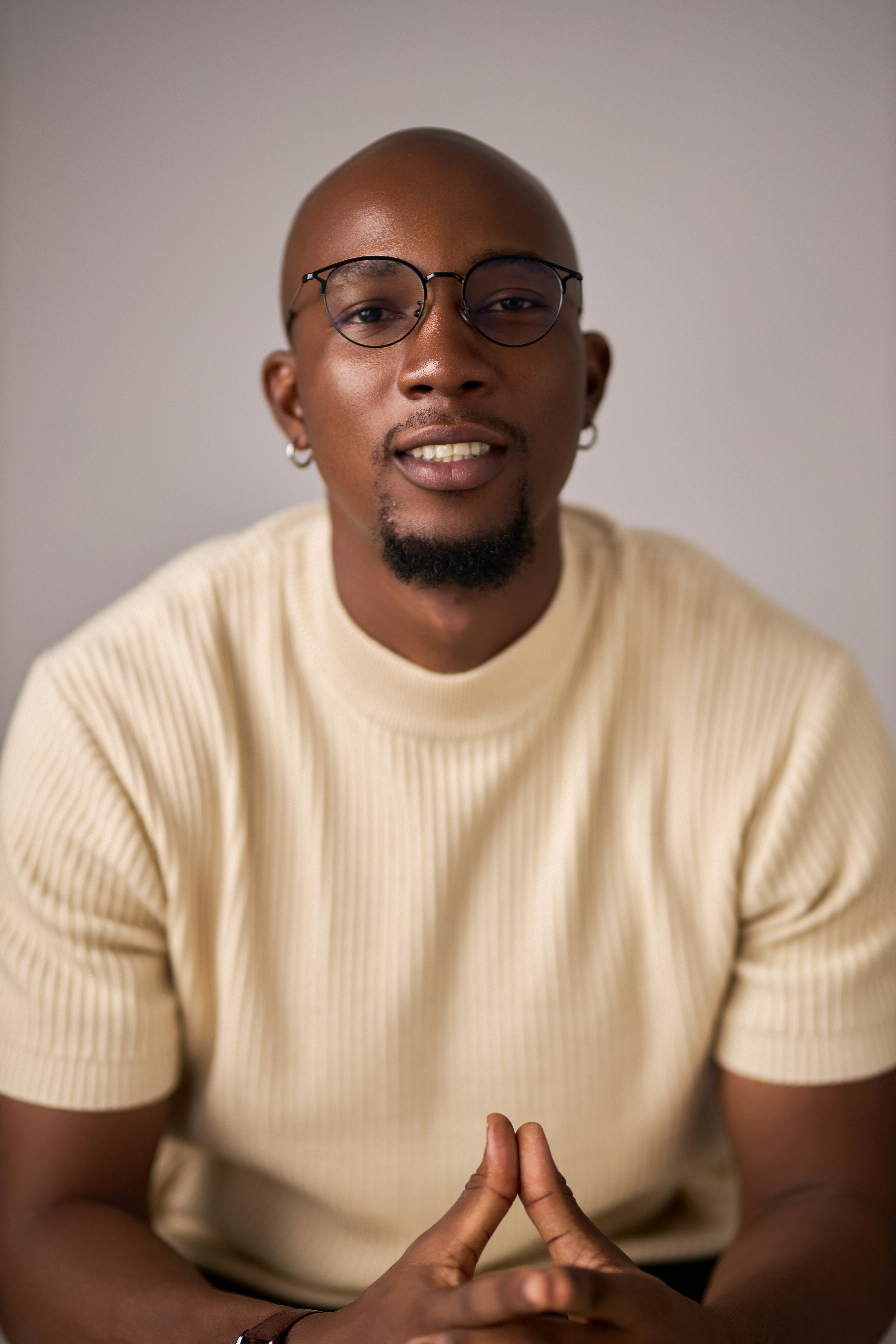 Gentle Confidence: A Portrait in Soft Light and Warm Knit