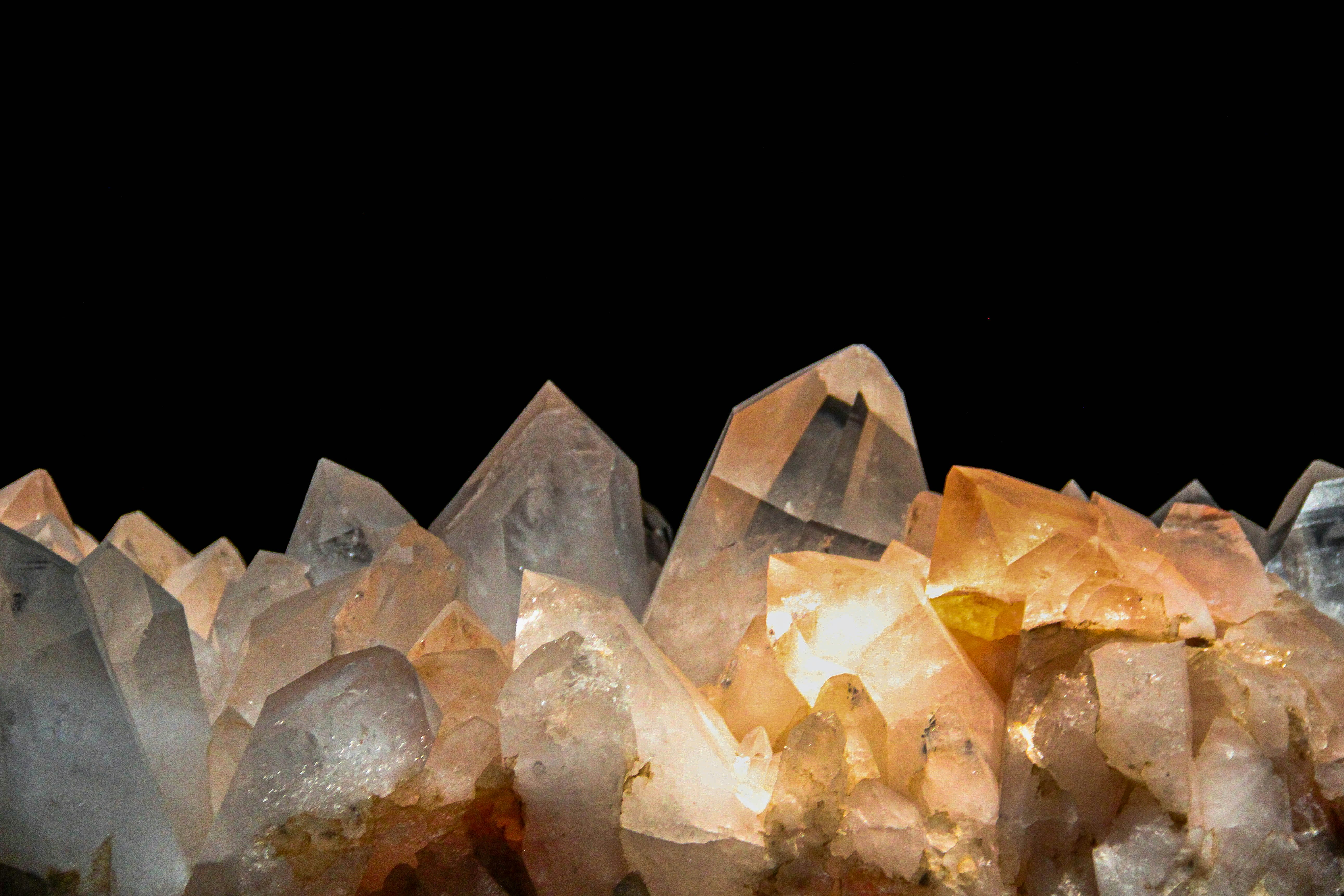 Crystal Crown at the Dark Horizon