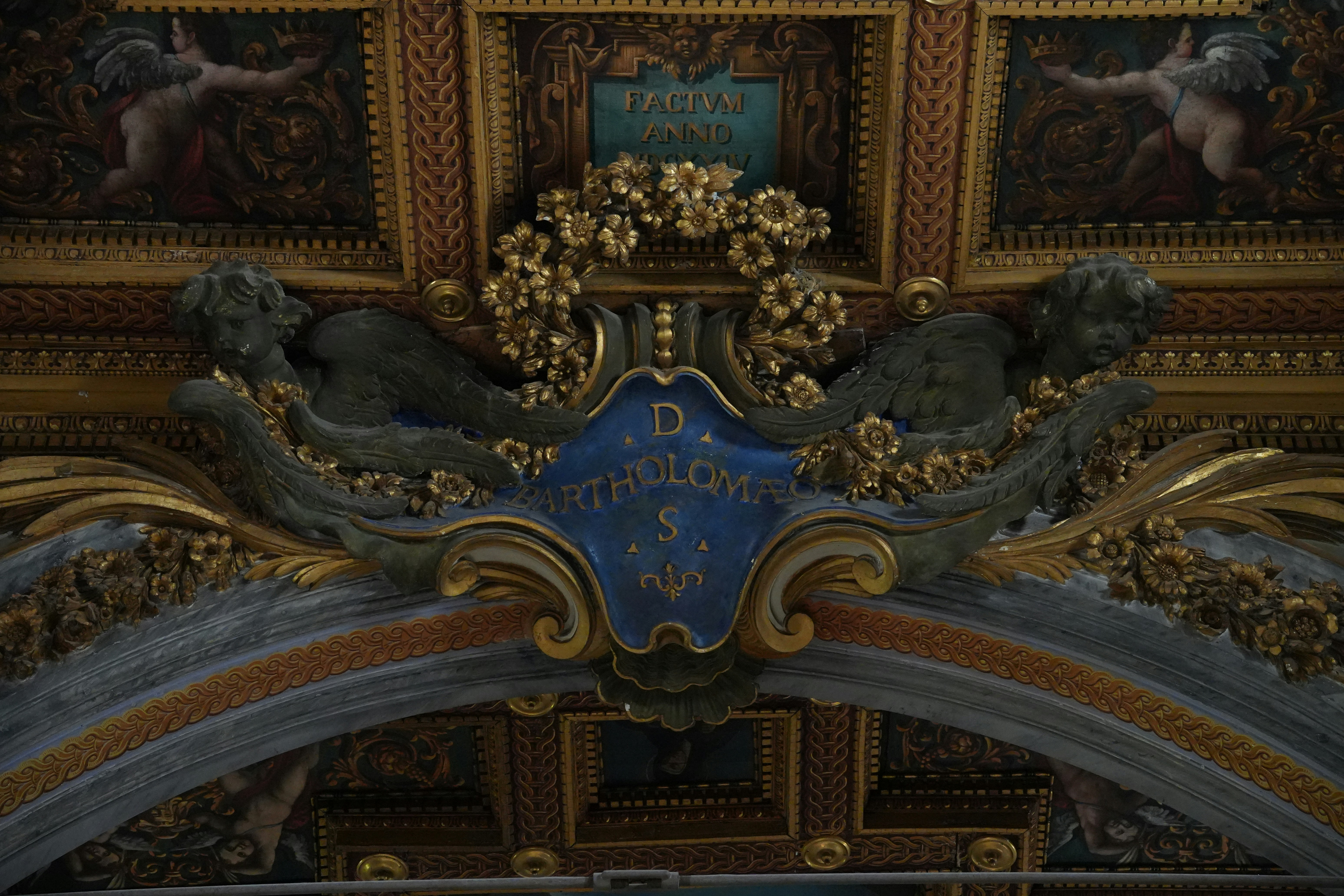 Ornate Archway Emblem: A Baroque Ceiling Ribbon of Gold and Blue