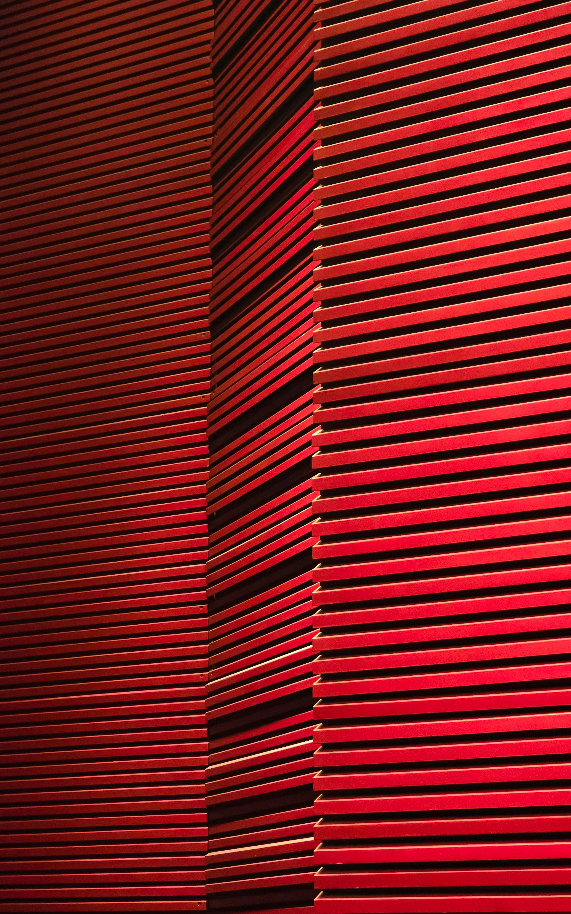 Red Verges: A Geometric Play of Slats and Light