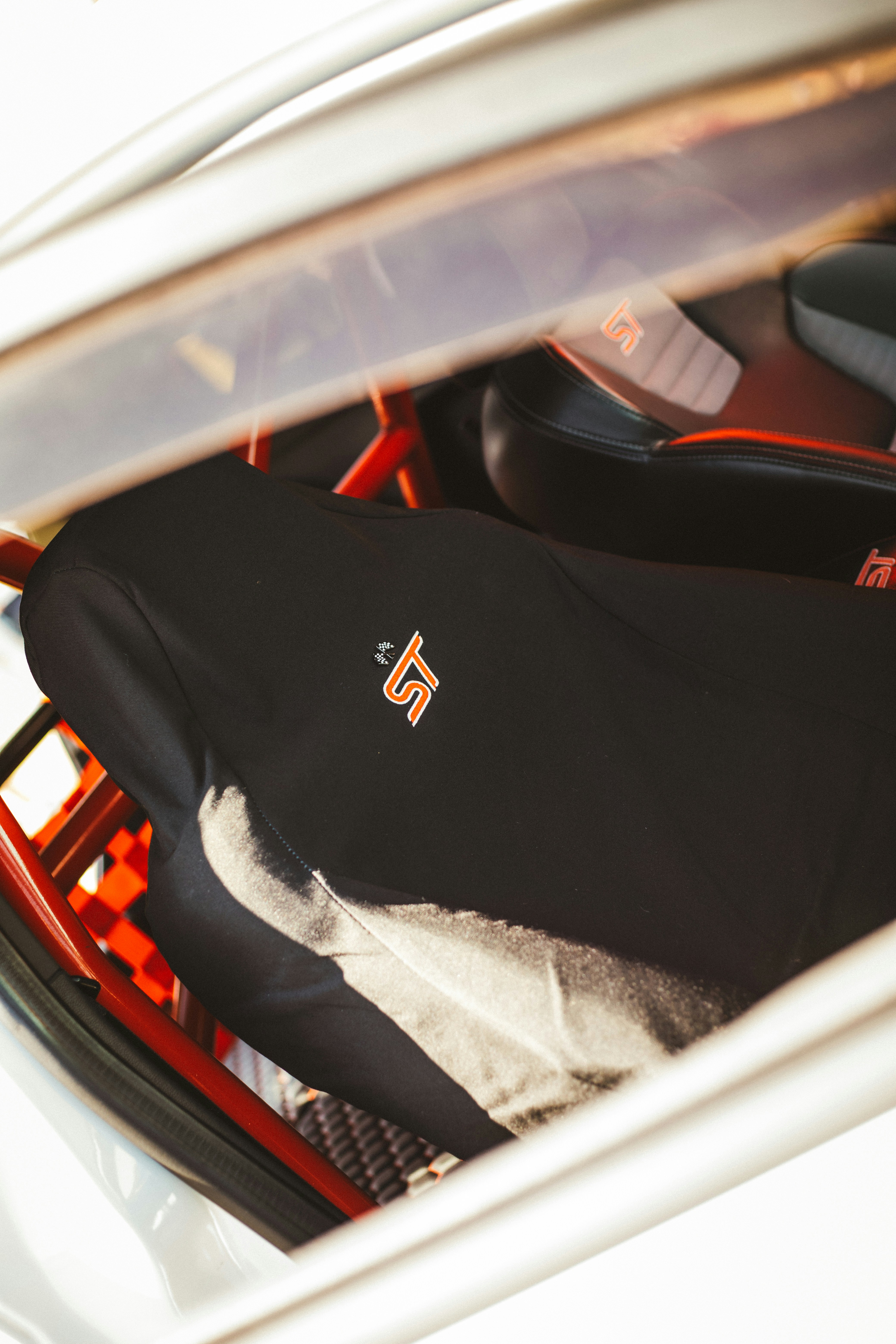 Racing Comfort: branded Seats and Reds Inside a Car Cabin