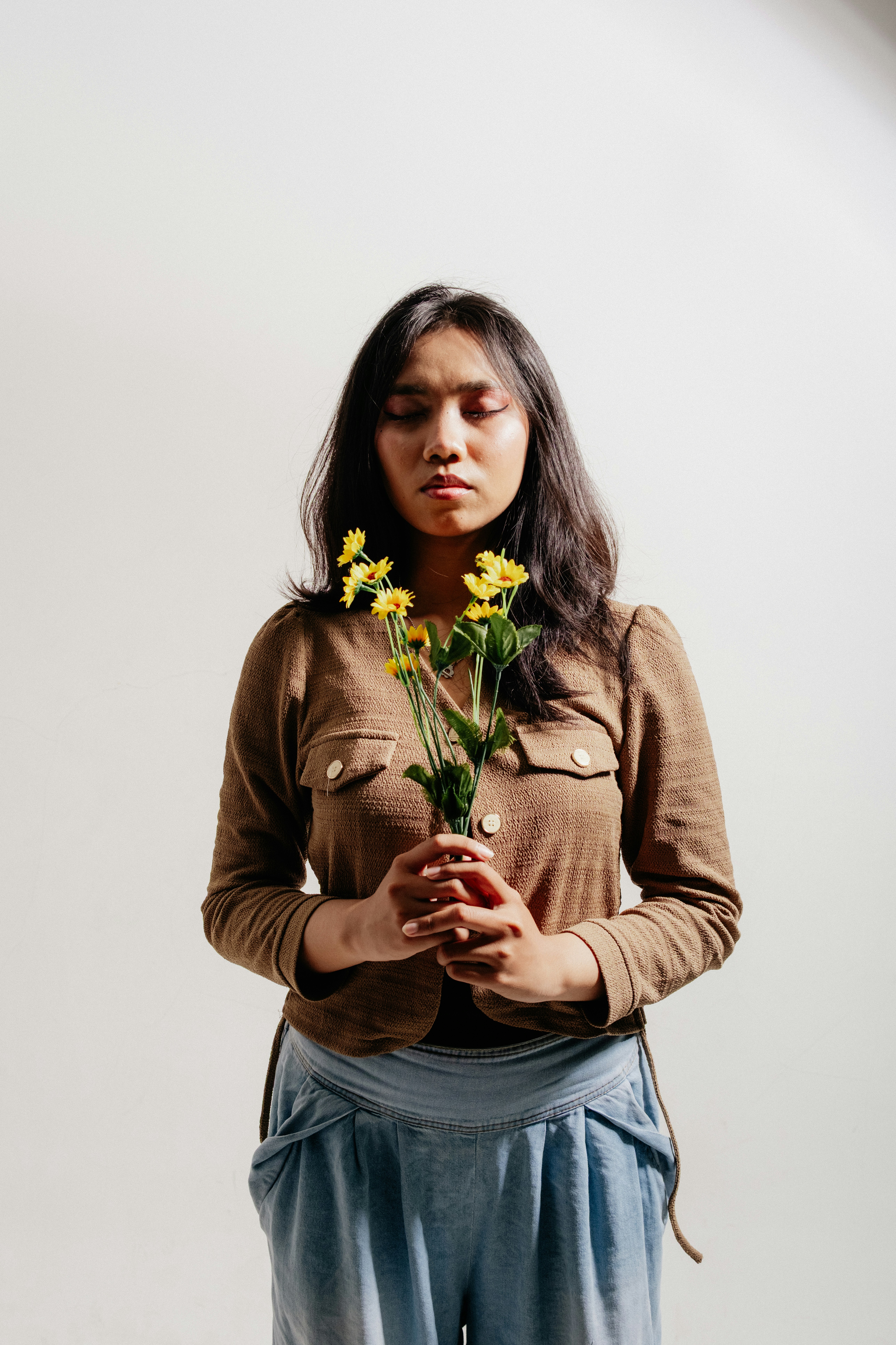 Yellow blooms, soft gaze: a quiet portrait in natural light