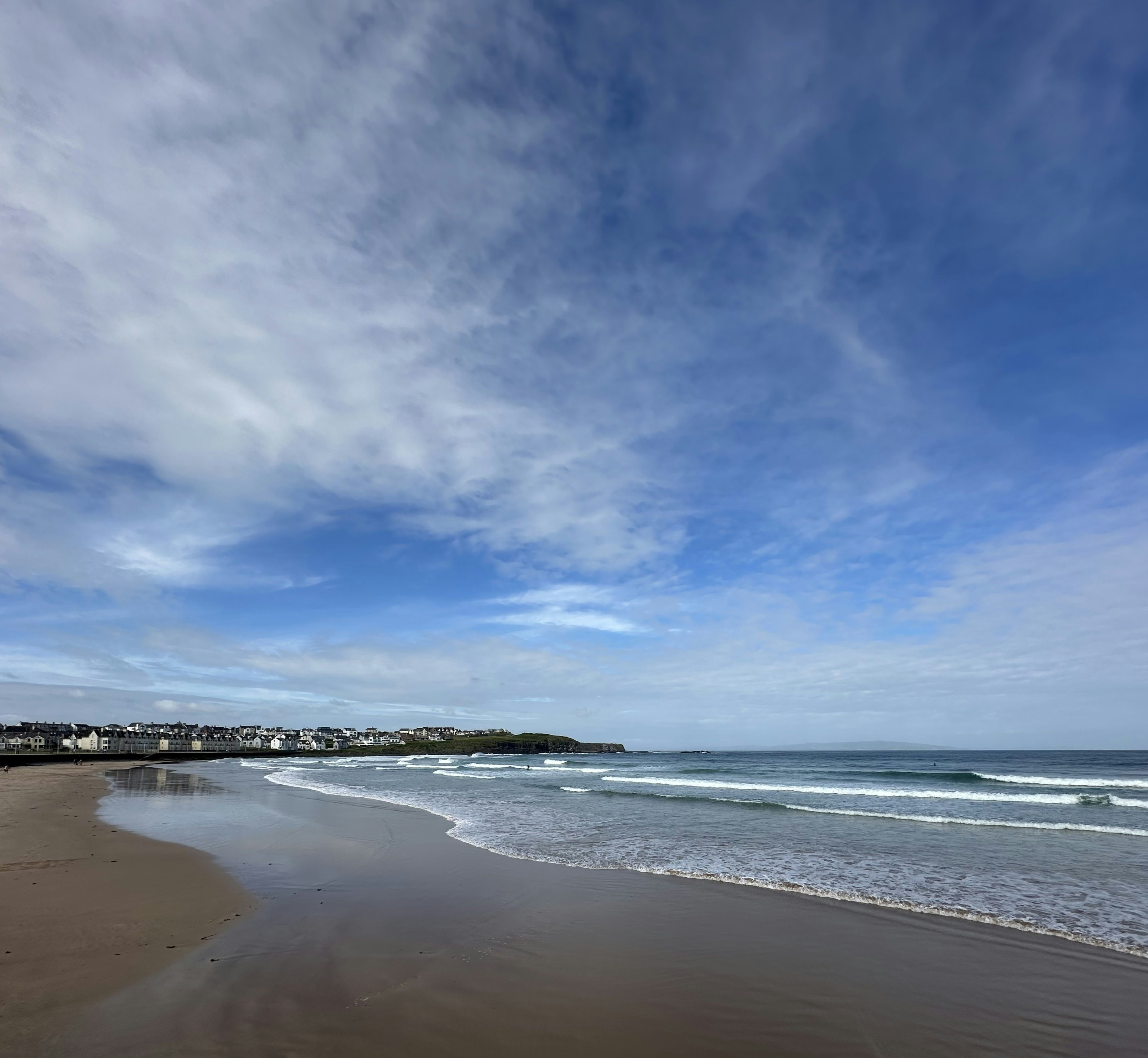 Coastal Line: Gentle Waves Meet a Quiet Horizon