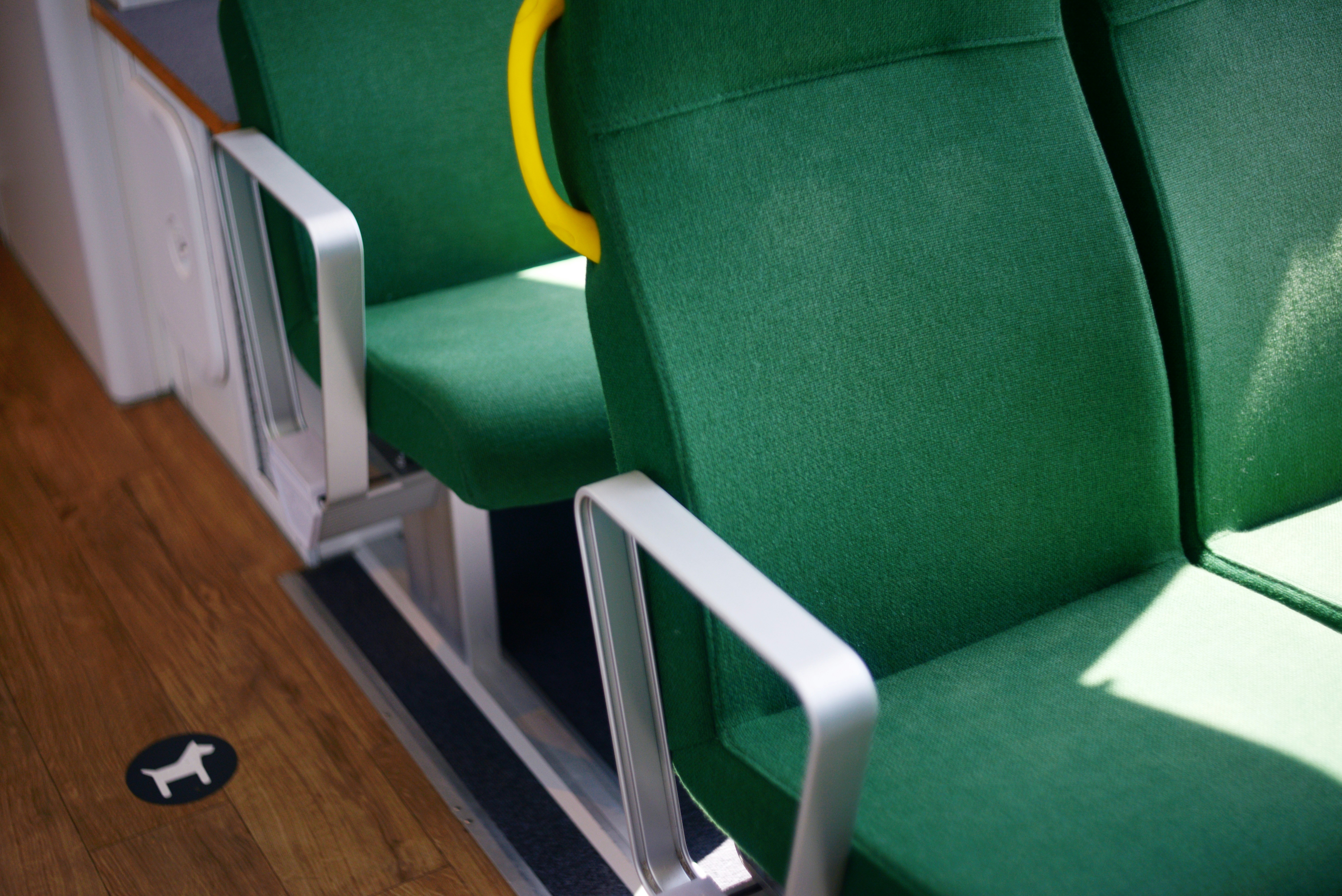 Green-Seat Silence: A Quiet Aisle of Modern Transit